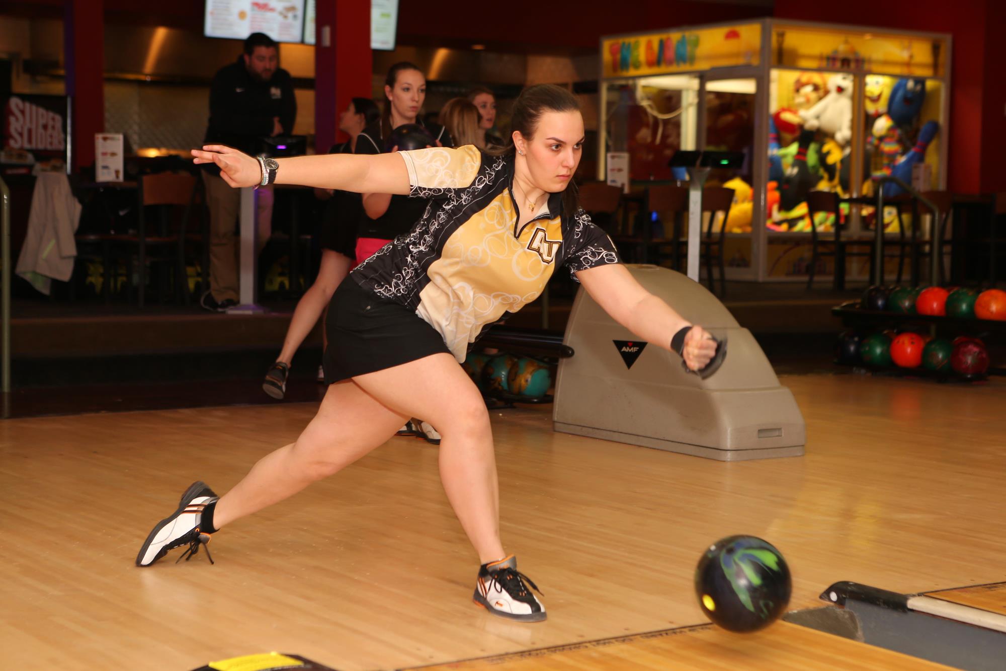 Jackie Castelli - Women's Bowling - Adelphi University Athletics