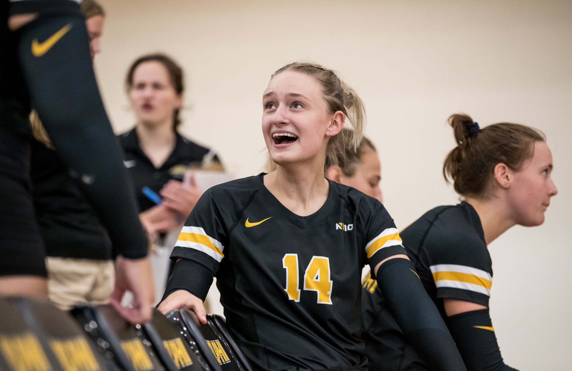 REGULAR SEASON CHAMPS! Volleyball Bests Bentley in Five - Adelphi University Athletics