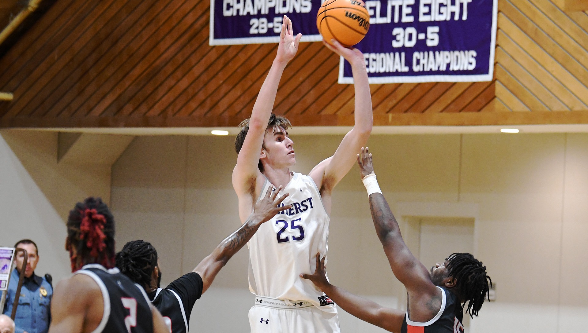First years help Mammoths tame Lions, 71-61 - Amherst College