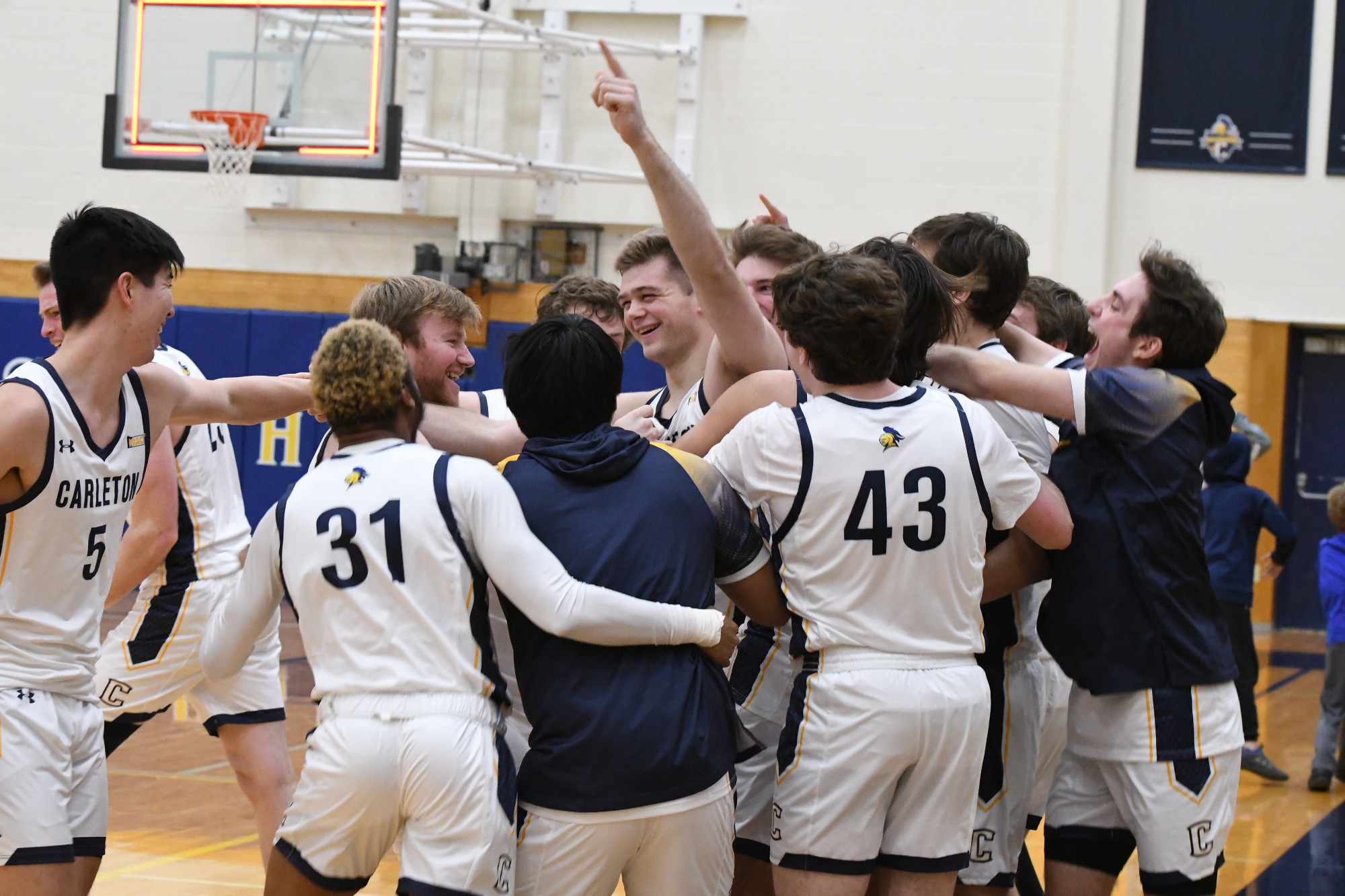 Matt Wyffels' buzzer beater lifts Knights to 79-78 win over Hamline ...