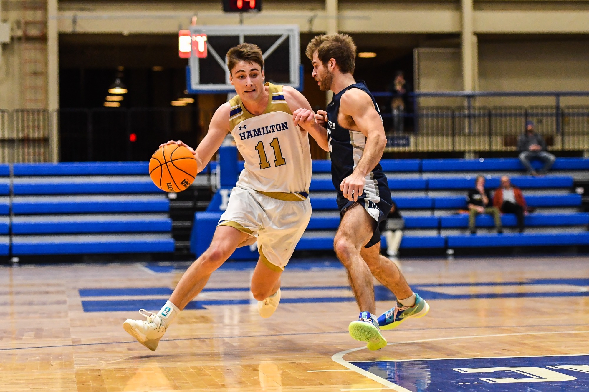 Men’s basketball rolls past Amherst, Rood ’23 scores 17 - Hamilton College
