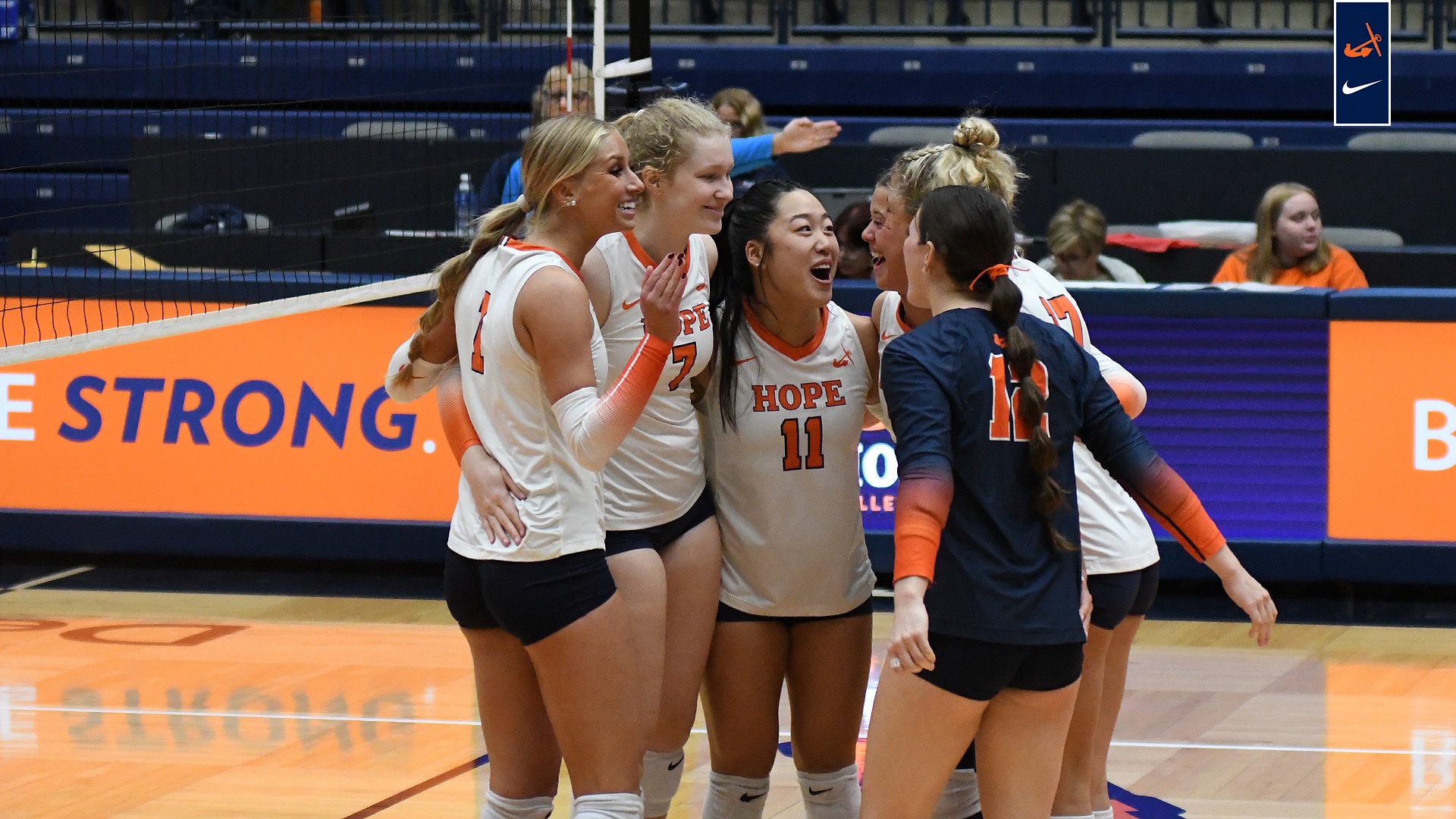 Volleyball Moves Up to 12th in AVCA Rankings - Hope College