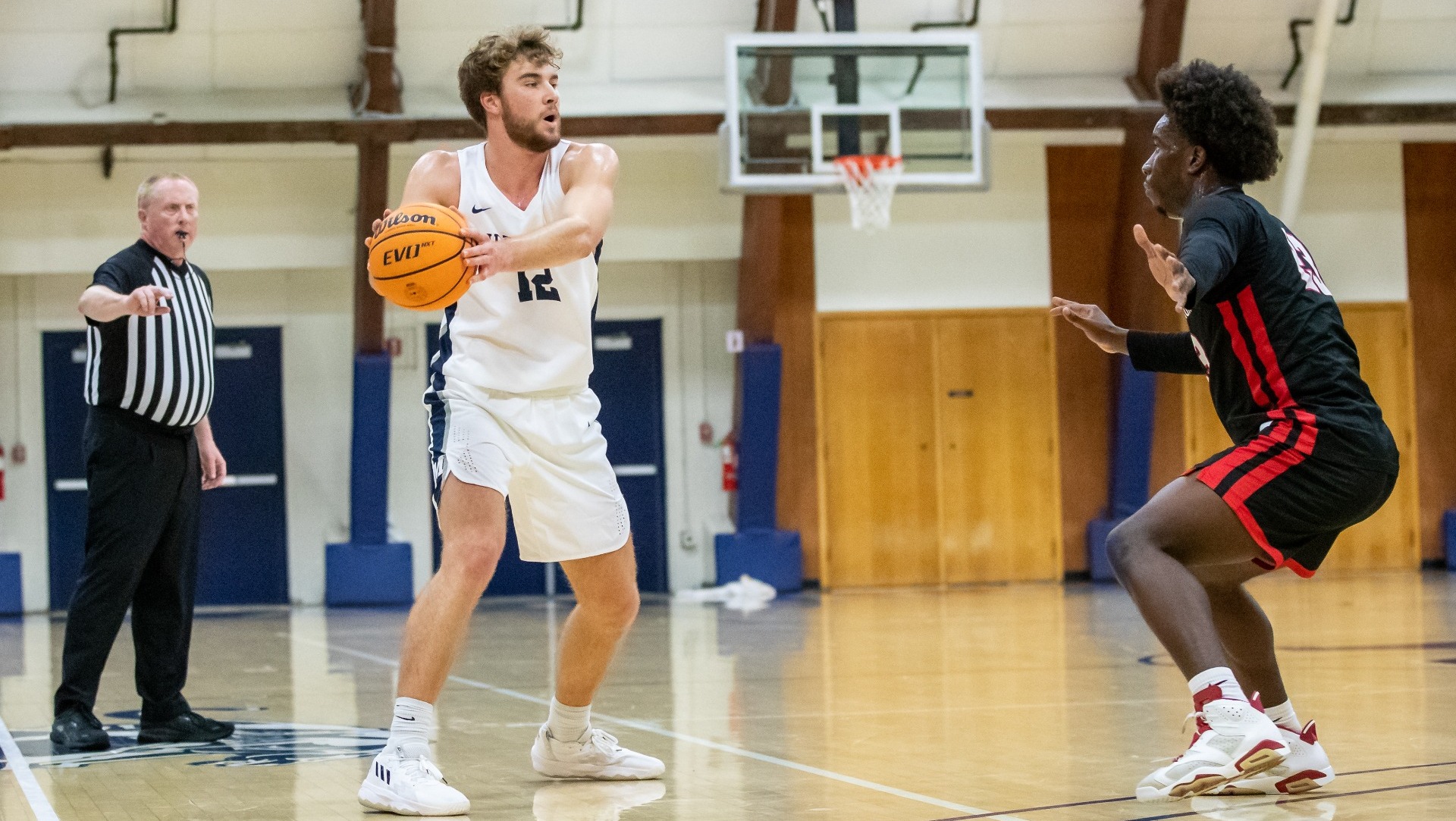 #8 Men’s Basketball Slips Past Amherst 53-46 - Middlebury College