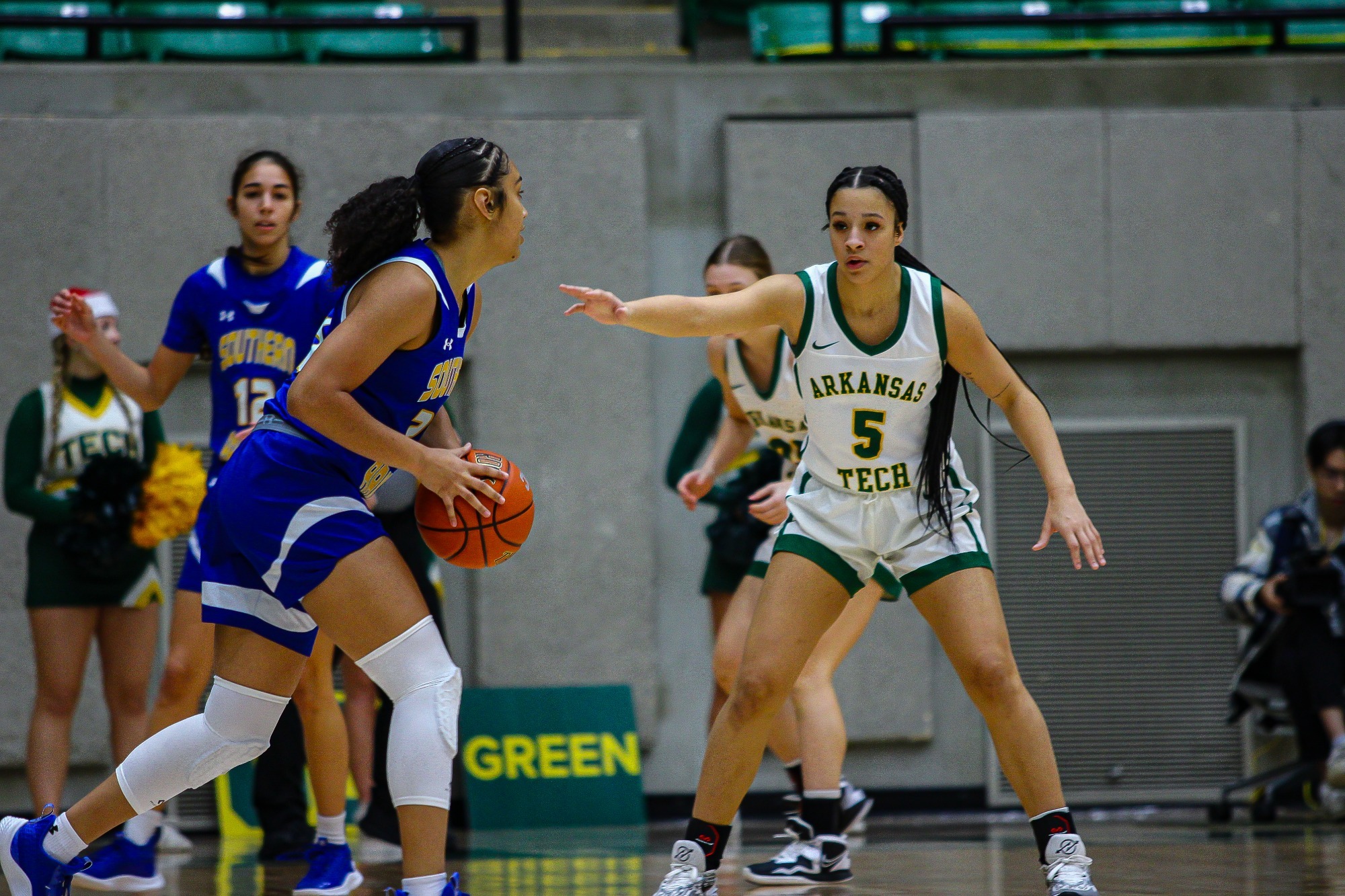 Golden Suns handle Muleriders, 95-72; McDaniel scores career-high 36 ...