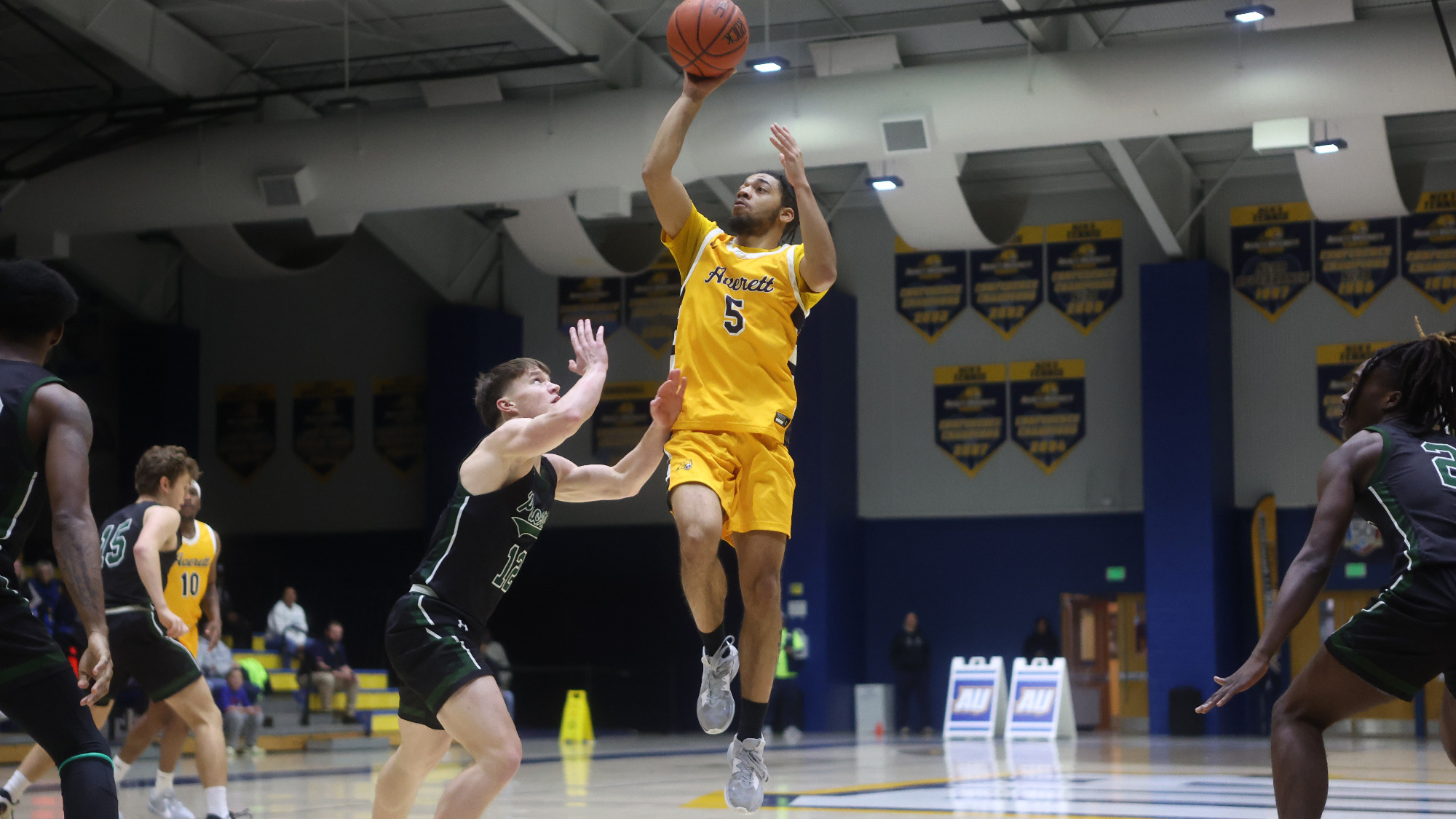 Lewis scores 20 in men's basketball road loss to No. 2 Hampden-Sydney ...