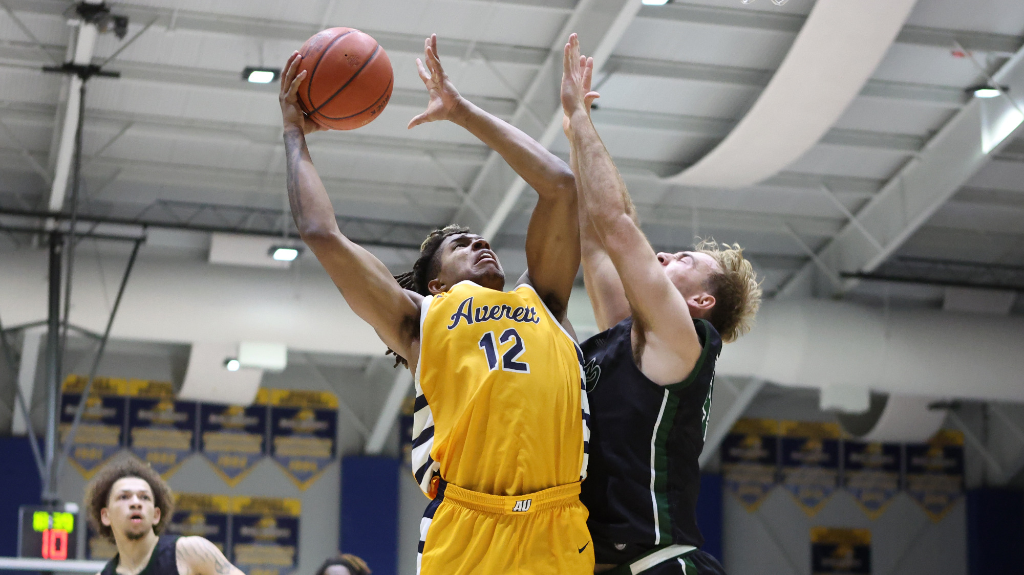 Second half comeback attempt comes up short in men's basketball loss to ...