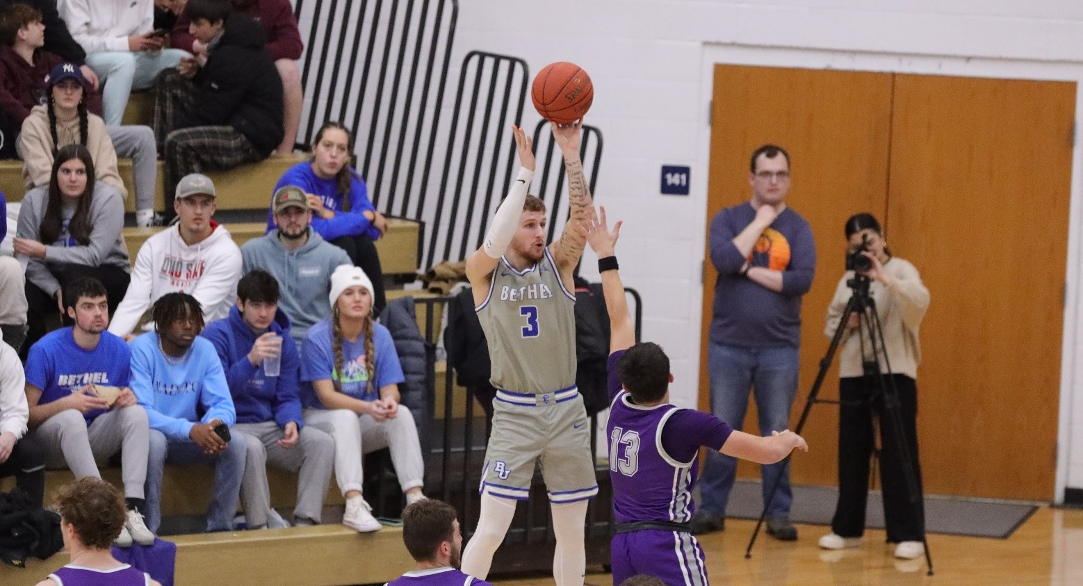 Drew Lutz scores 2,000th point in win over Taylor (Ind.) - Bethel ...