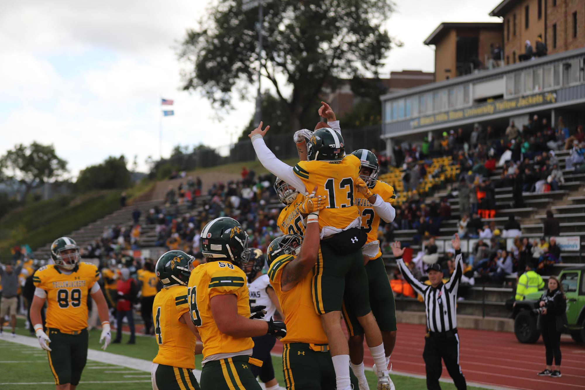 FB: Yellow Jackets win defensive battle over Skyhawks - Black Hills ...