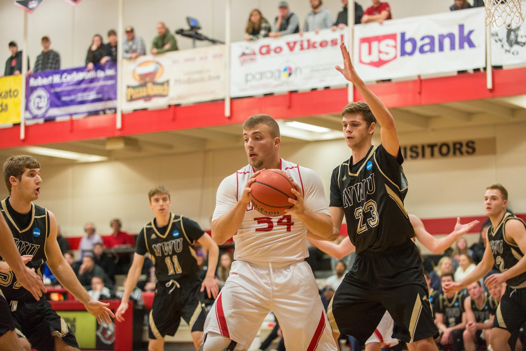 BLC drops first UMAC game to UNW - Bethany Lutheran College Athletics
