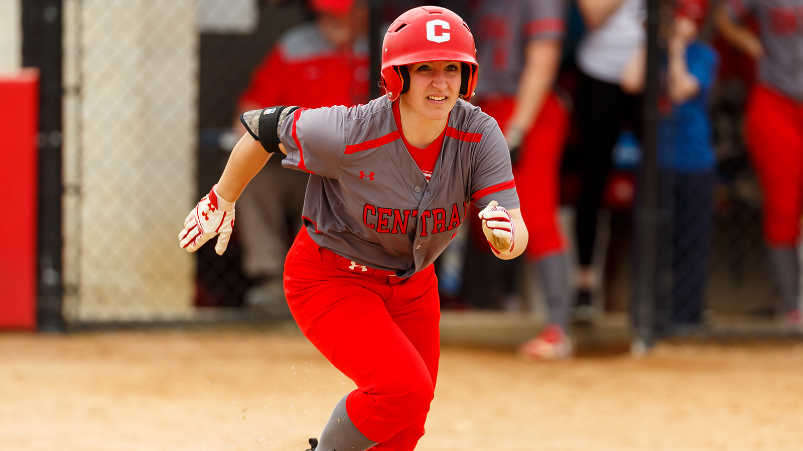 Softball defense comes up big in sweep - Central College Athletics