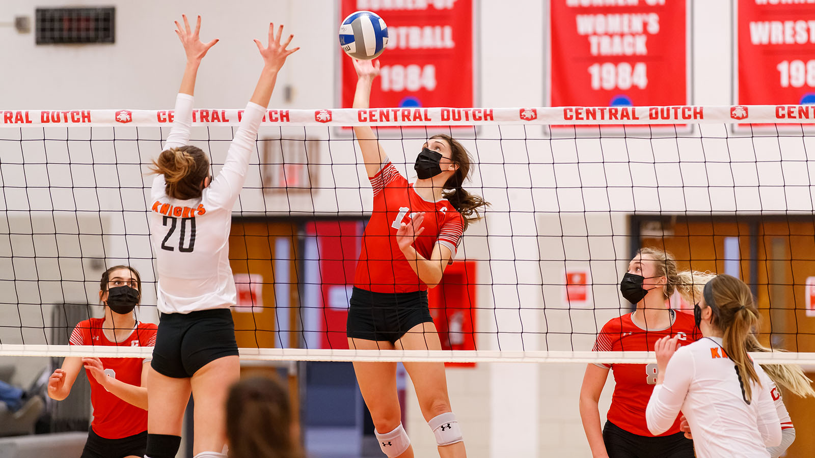 Seniors spark Central volleyball victory - Central College Athletics
