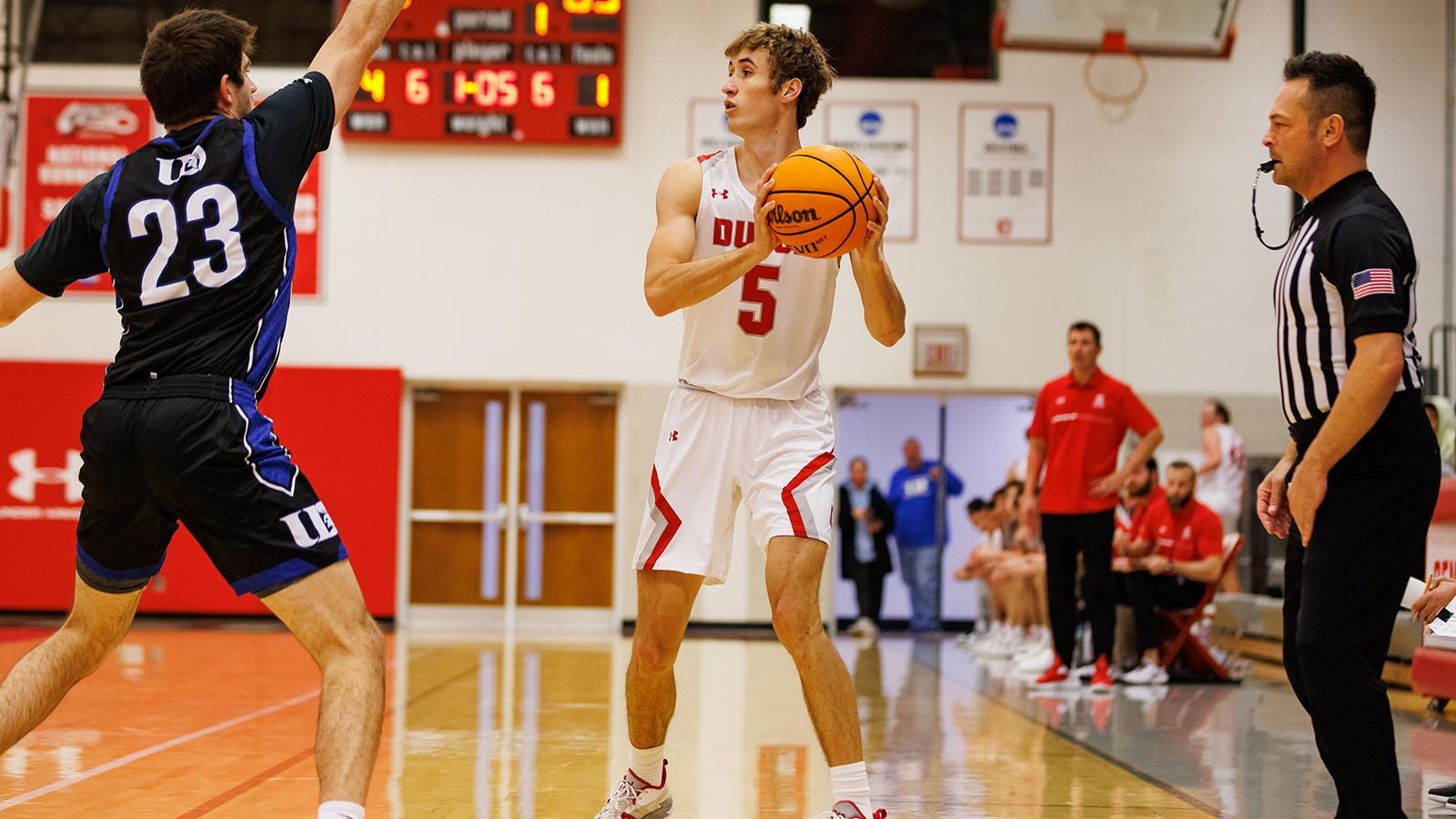 Dutch defense delivers men's basketball stunner over Dubuque - Central ...