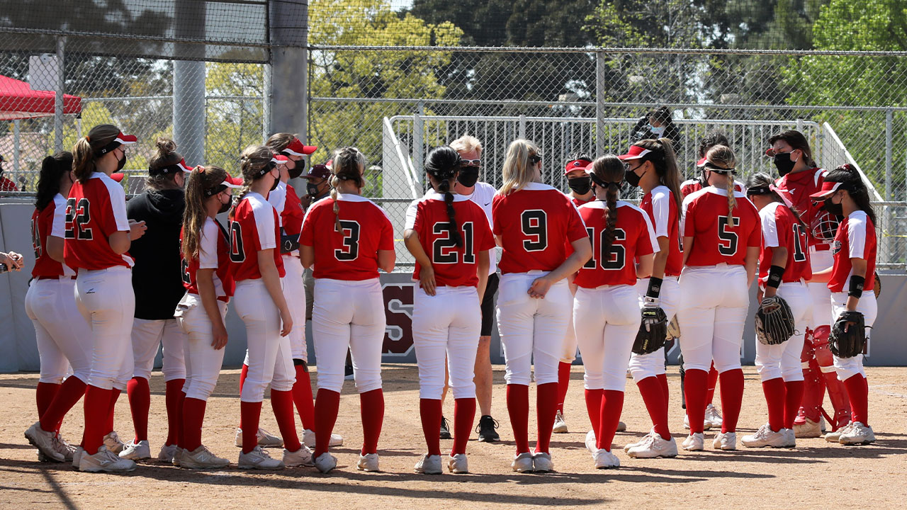 Softball falls in regular season finale - Chapman University