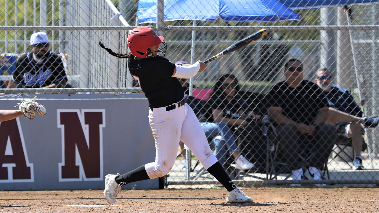 Softball sweeps twinbill with pair of one-run wins - Chapman University