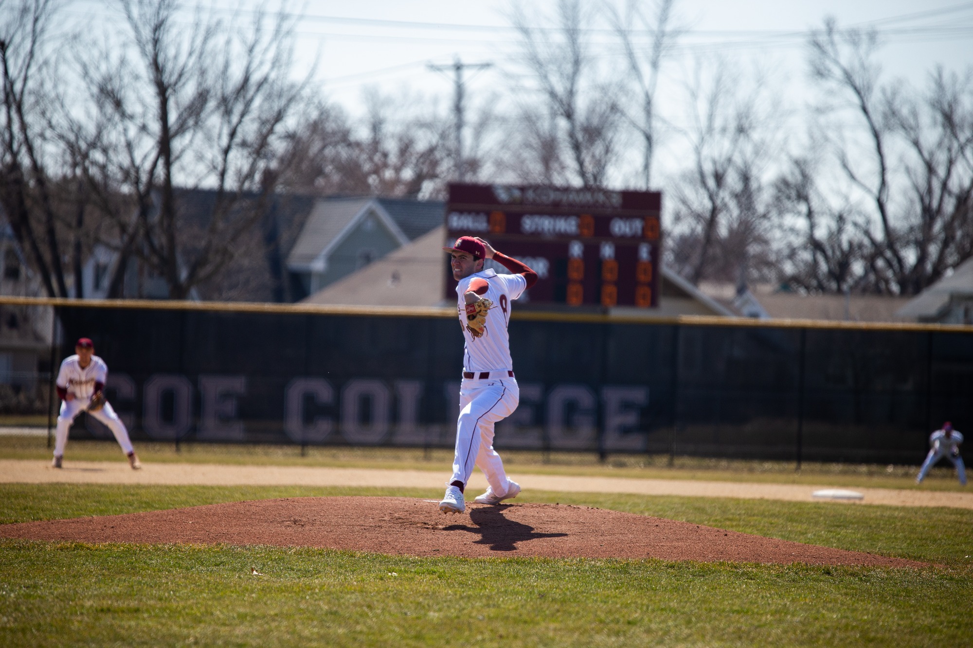 Baseball sweeps Wartburg in conference-opening doubleheader behind O ...