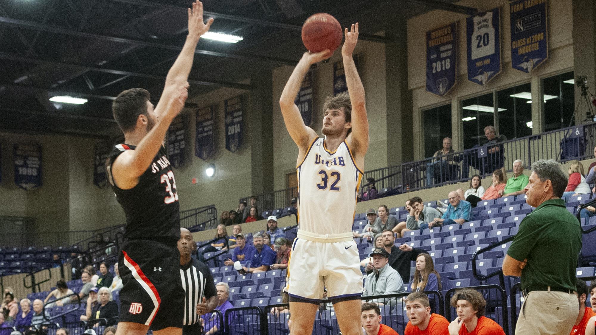 Nathan Stolz - Men's Basketball - University of Mary Hardin-Baylor ...