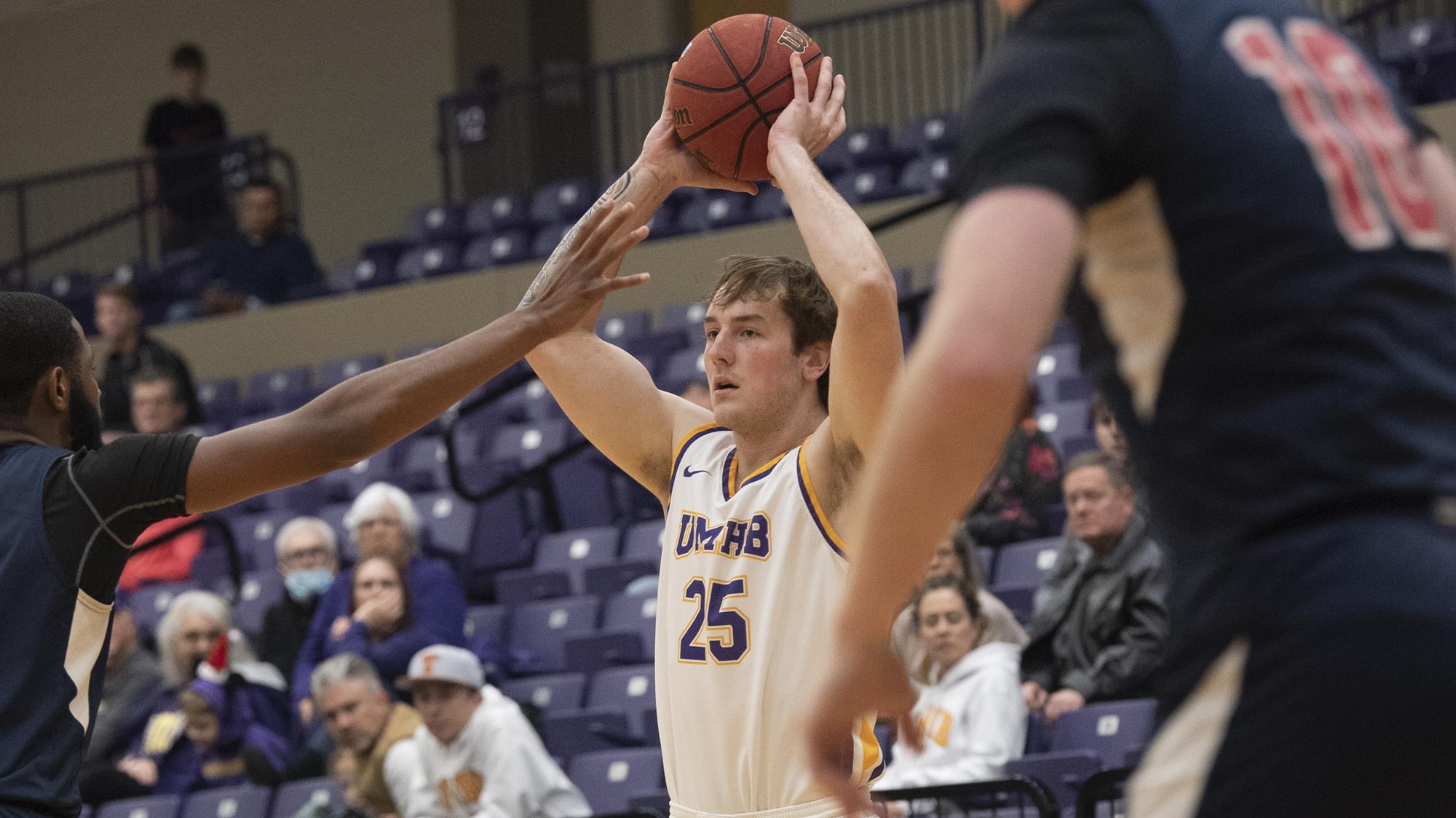 Luke Feely - Men's Basketball - University of Mary Hardin-Baylor Athletics