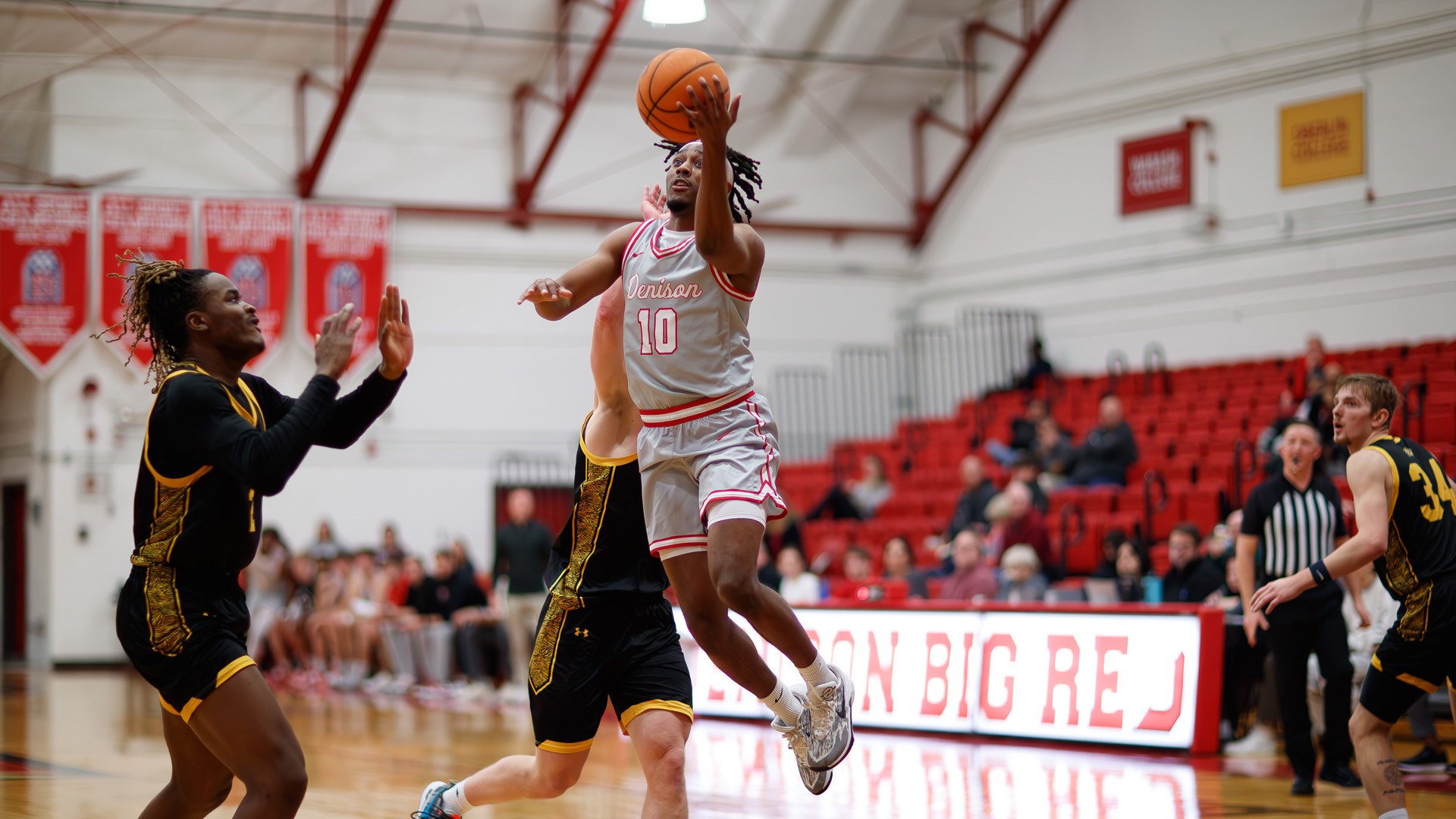 Men’s basketball falls to DePauw after back-and-forth second half ...