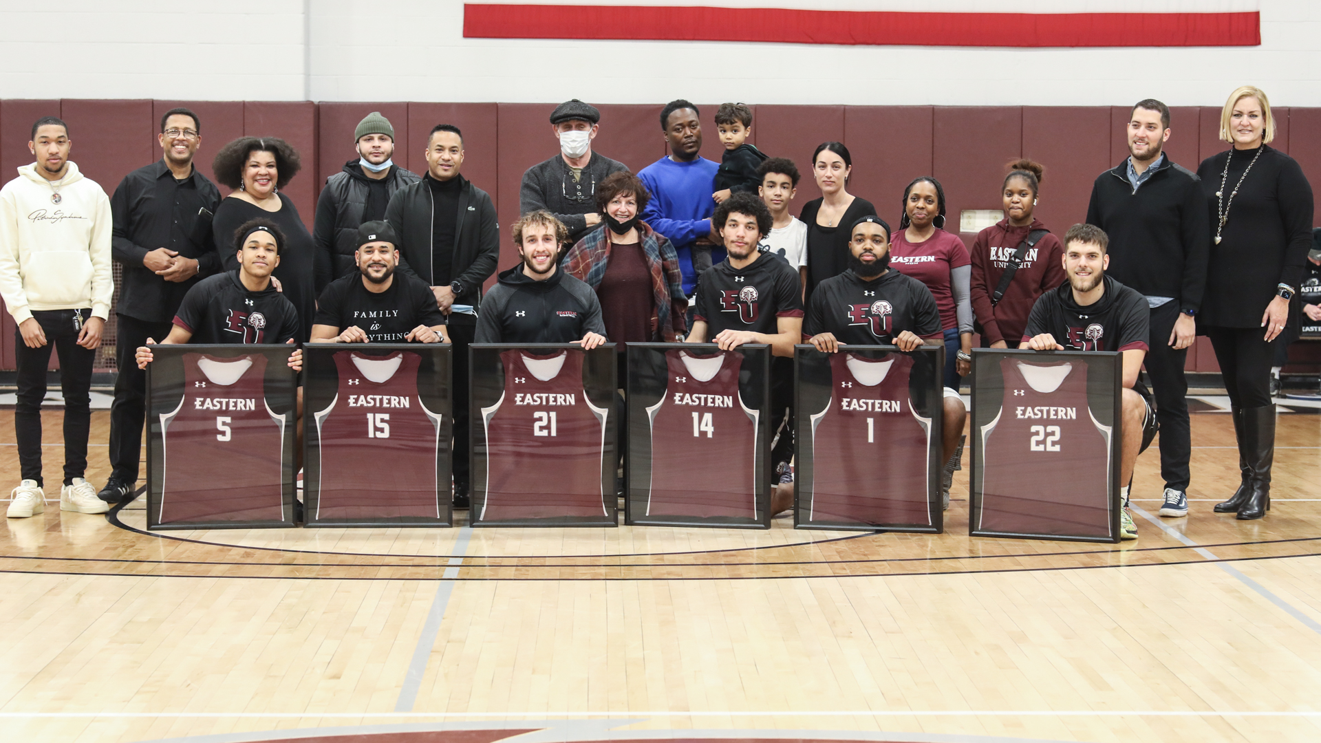 Men's Basketball Tops LVC on Senior Night - Eastern University Athletics