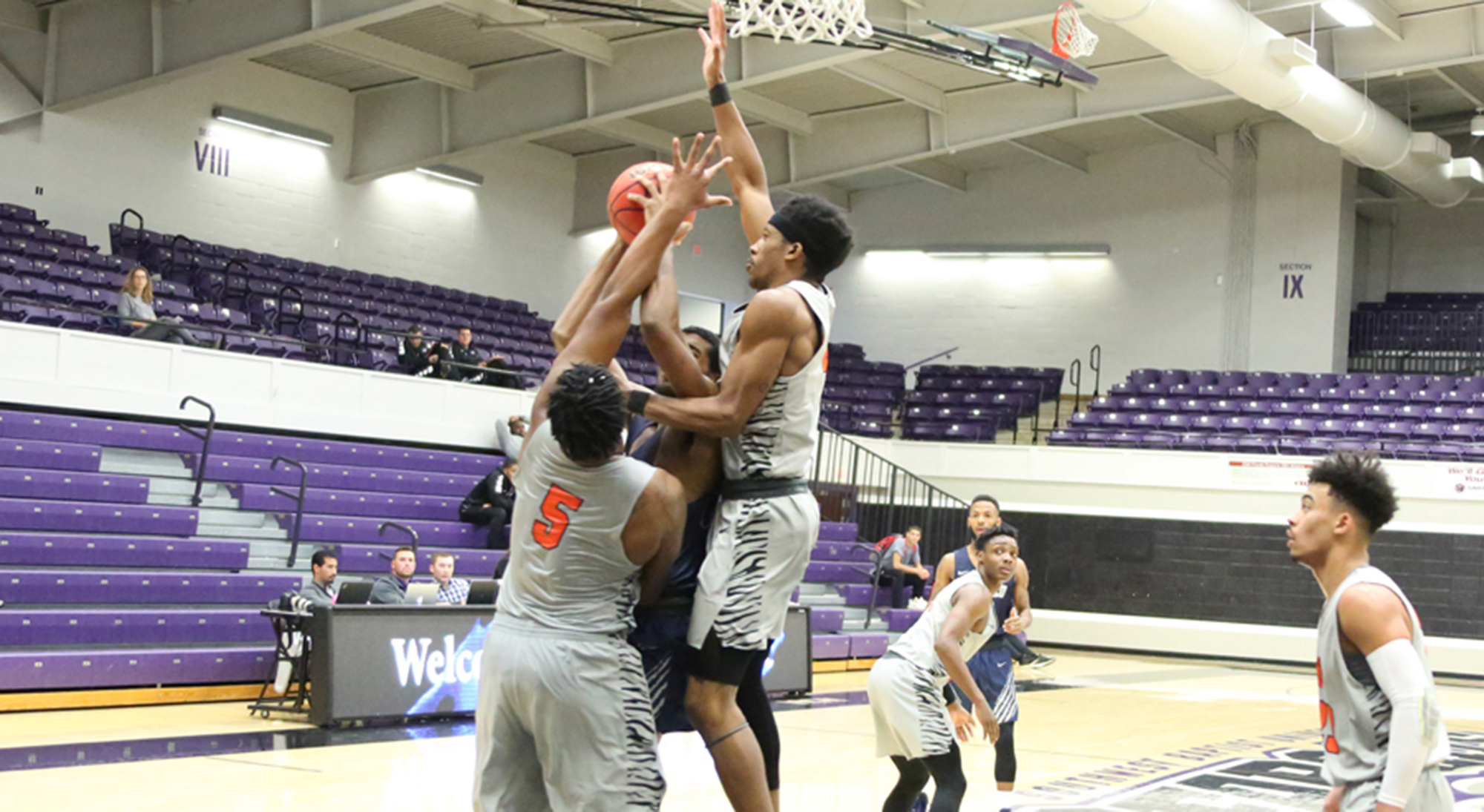Jerritt Dixon - Men's Basketball - East Central University Athletics