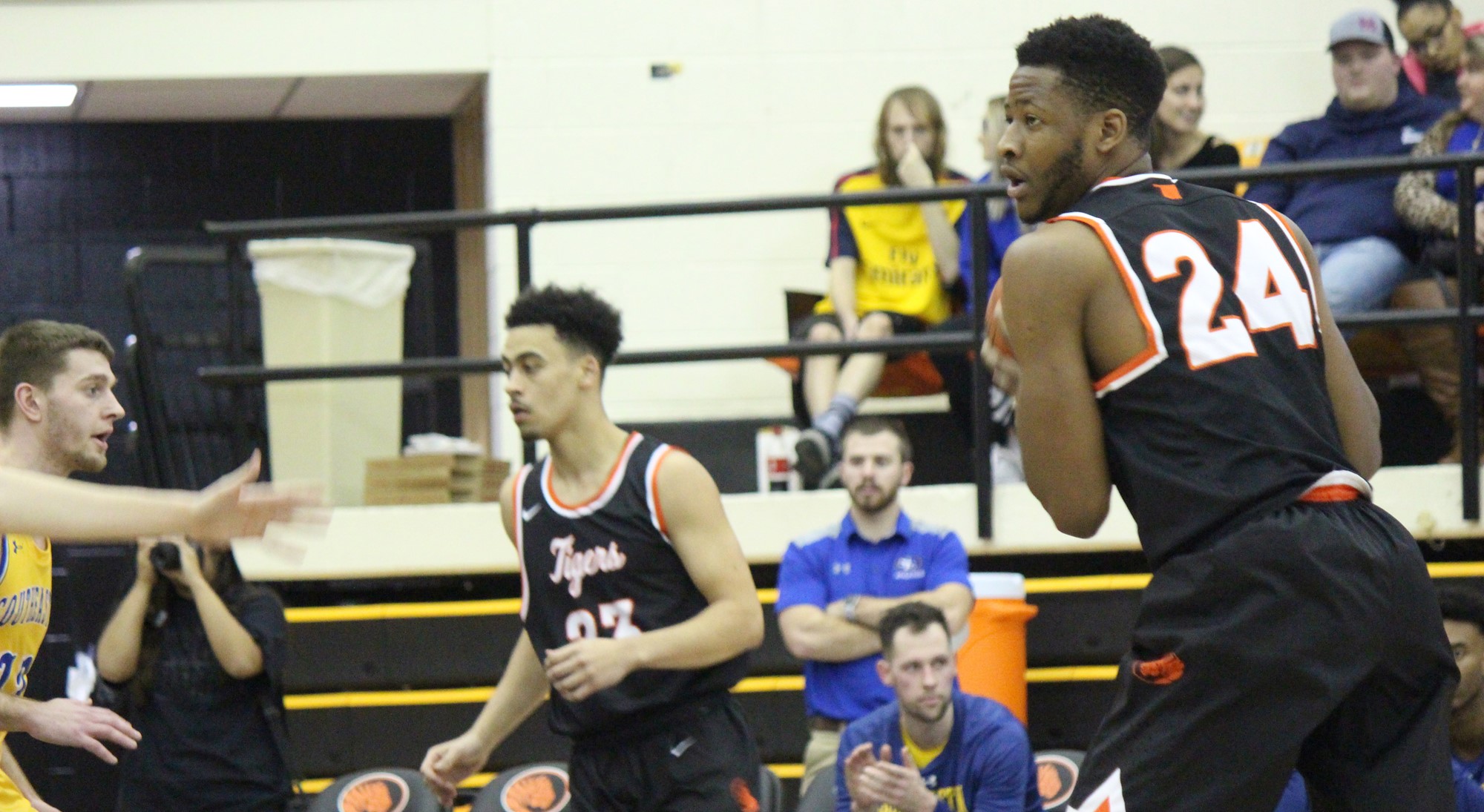 Jerritt Dixon - Men's Basketball - East Central University Athletics
