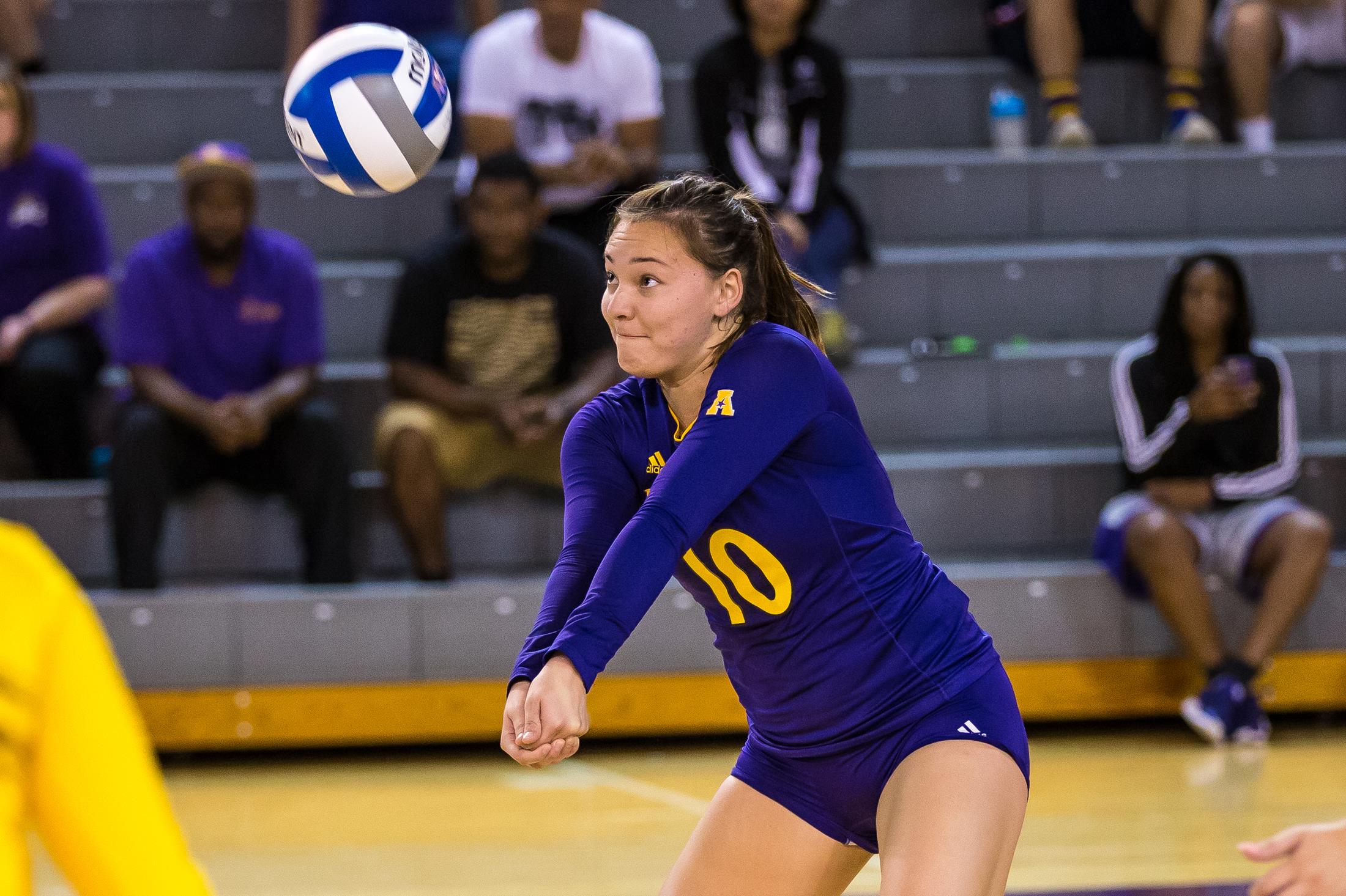 Volleyball Splits Day One Of ECU Classic - East Carolina University ...
