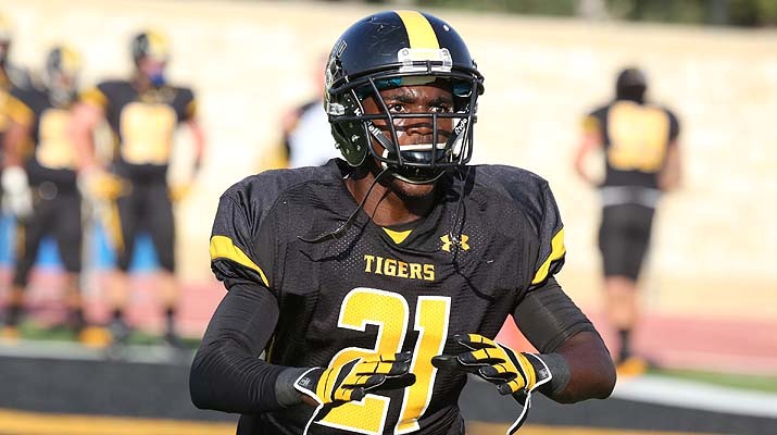 DeAndre James - Football - FHSU Athletics