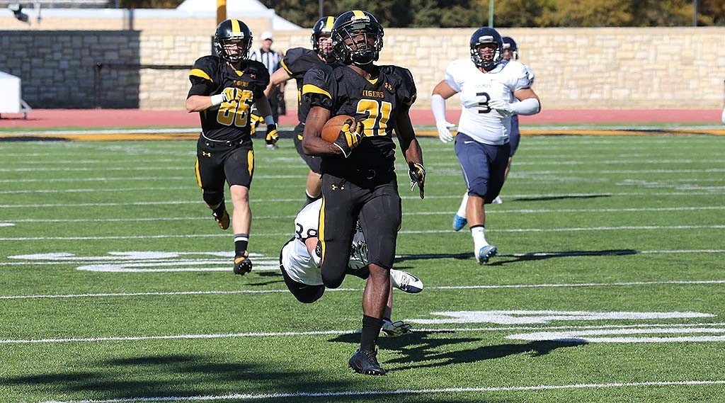 DeAndre James - Football - FHSU Athletics