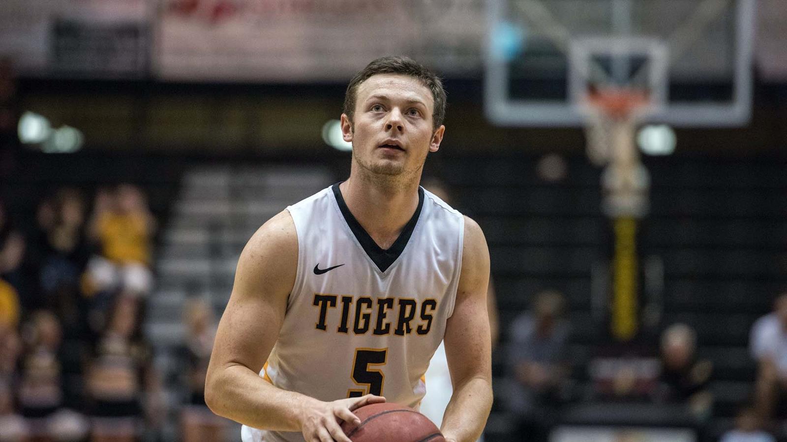 Kyler Kinnamon - Men's Basketball - FHSU Athletics