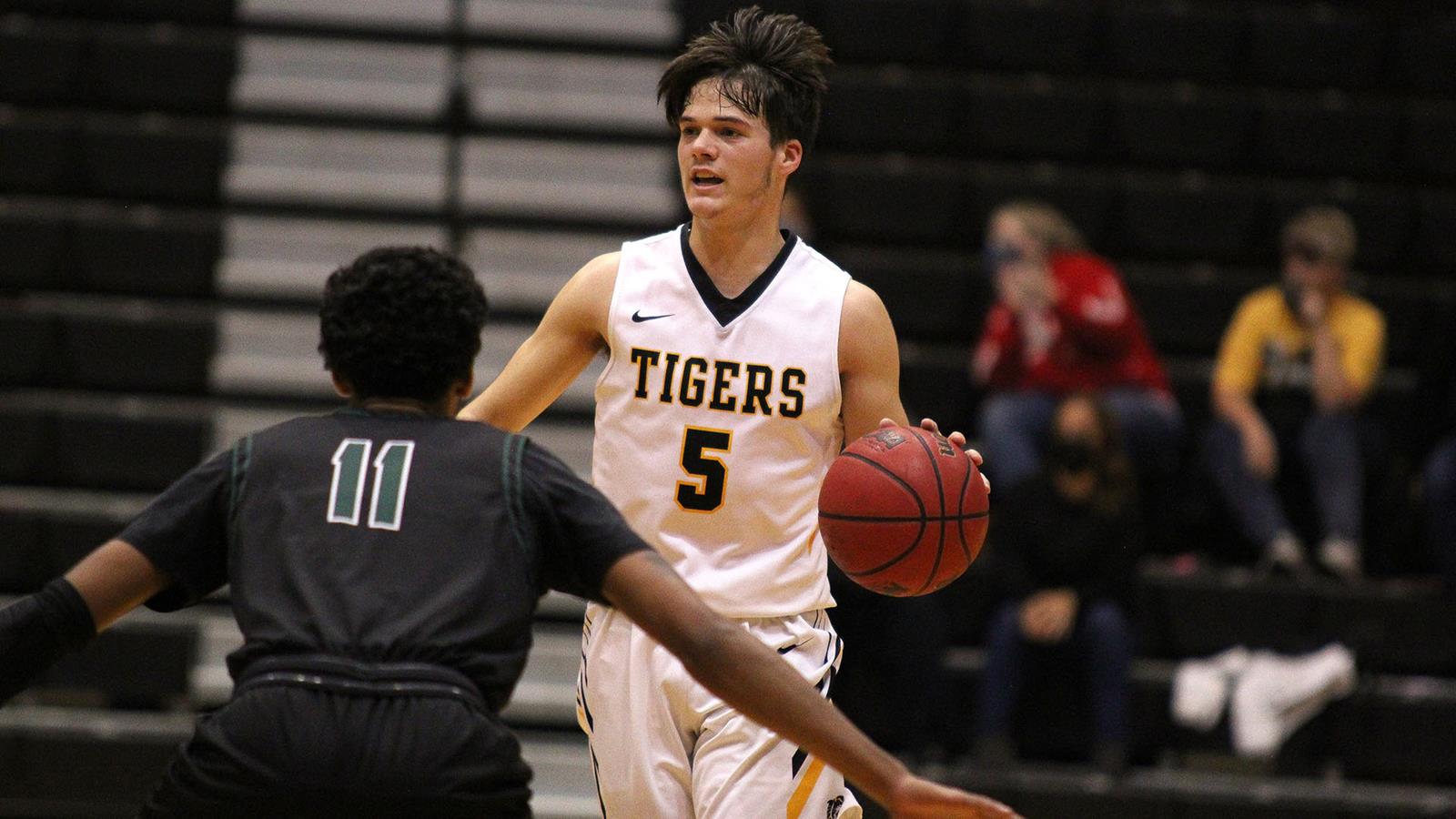#22 Griffons Turn Away Tigers in St. Joseph - FHSU Athletics