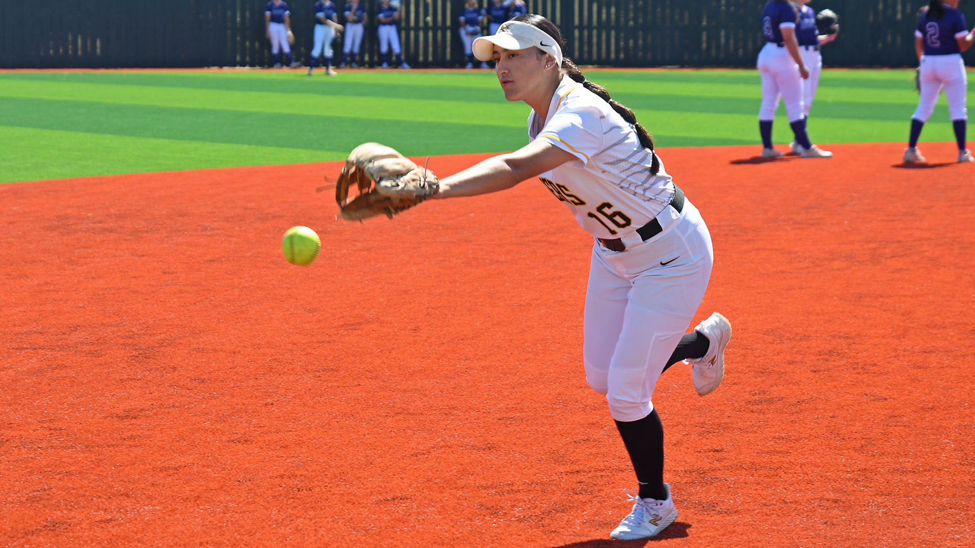 Alondra Dominguez - Softball - FHSU Athletics