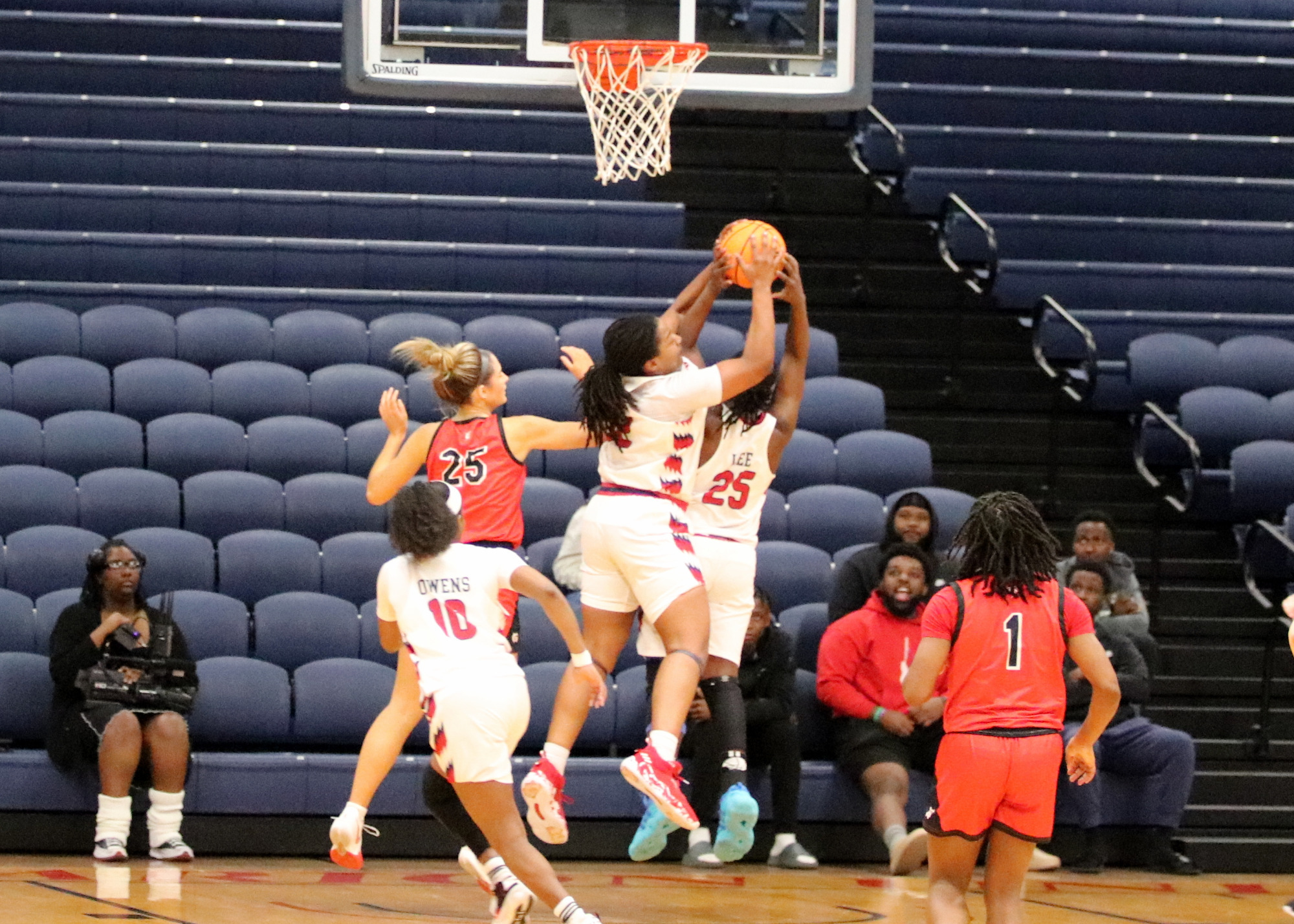 Taylor sets national rebounding mark in 85-62 win - Francis Marion ...