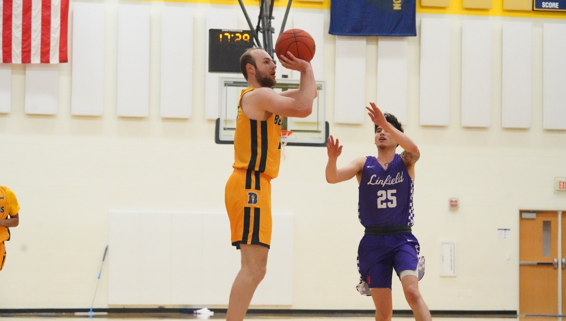 Schlabach Lifts Beacons Over Embry-Riddle - Bushnell University Athletics