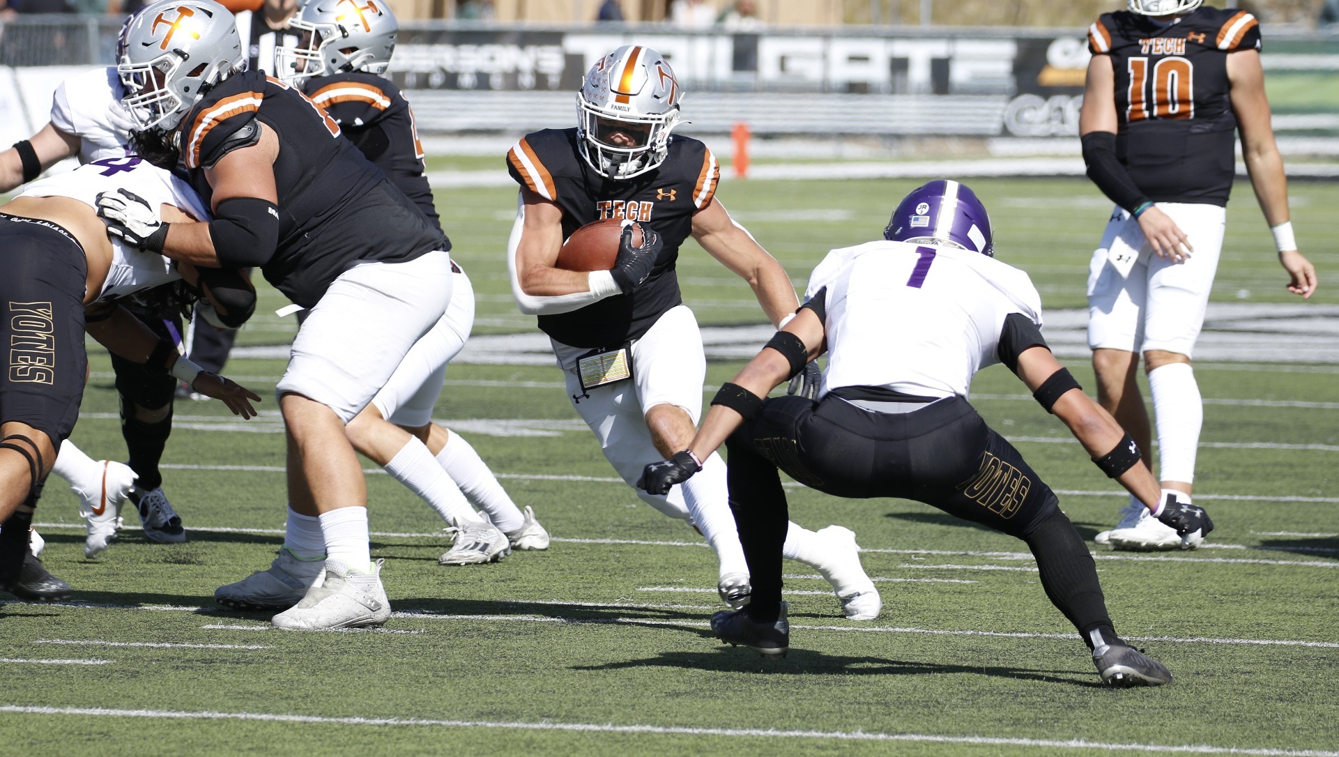 Orediggers Upset Yotes 44-35 - Montana Tech Athletics