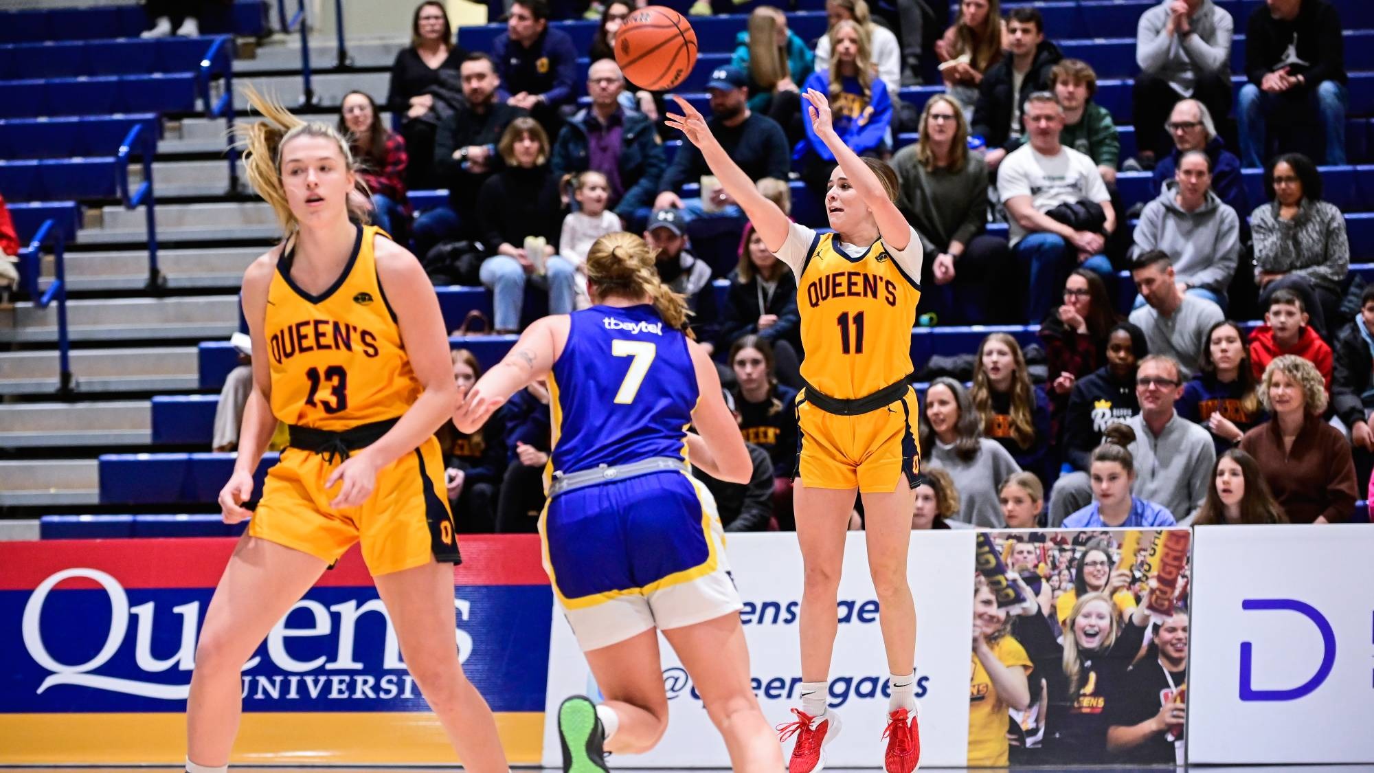 Queen's Women's Basketball pull away to defeat Lakehead - Queen's ...