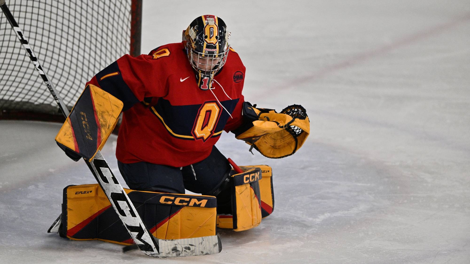 Gaels alumna Emma McKnight signs professional contract with EHV Sabres ...