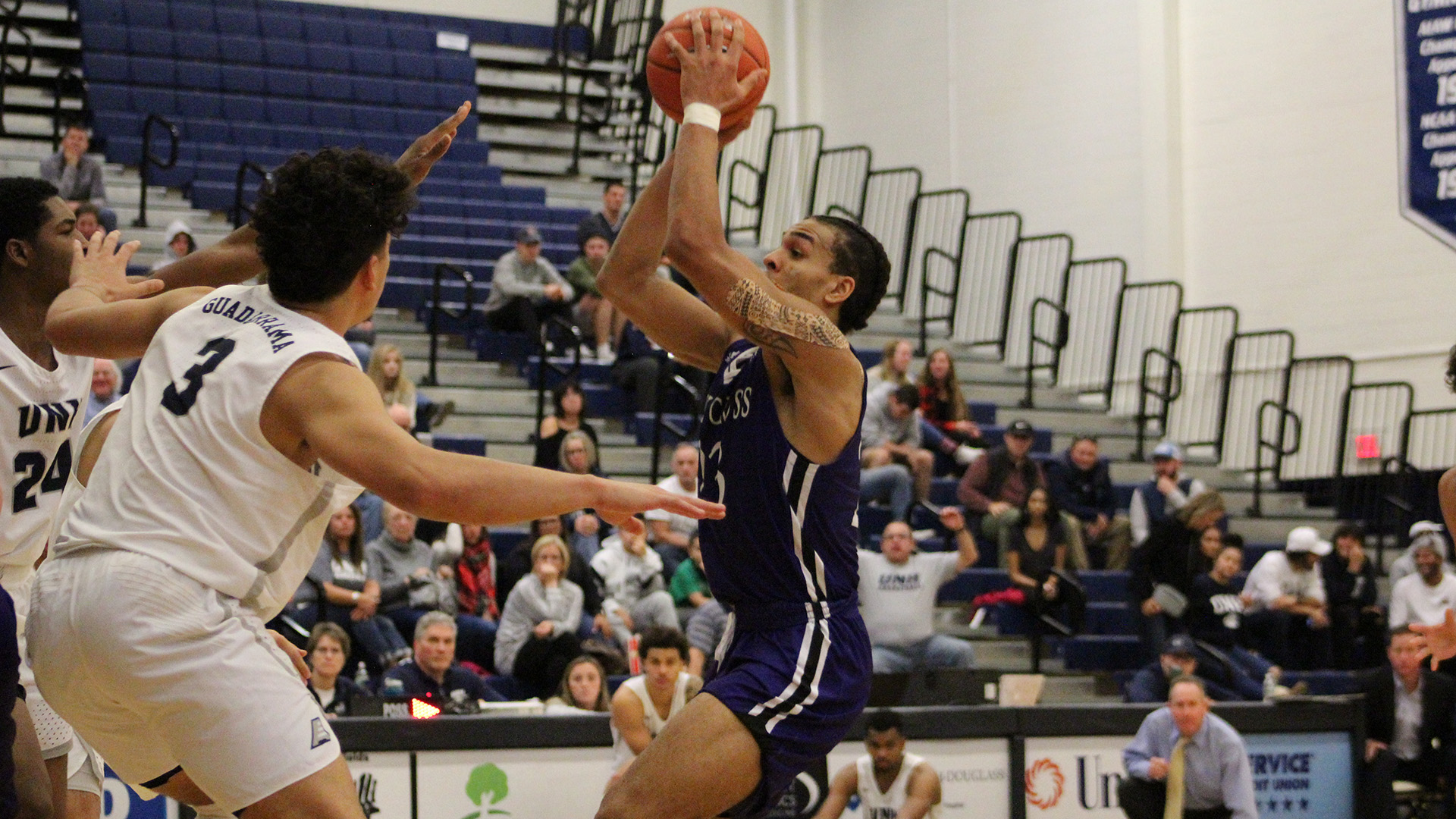 Men's basketball drops close game at New Hampshire - Holy Cross Athletics