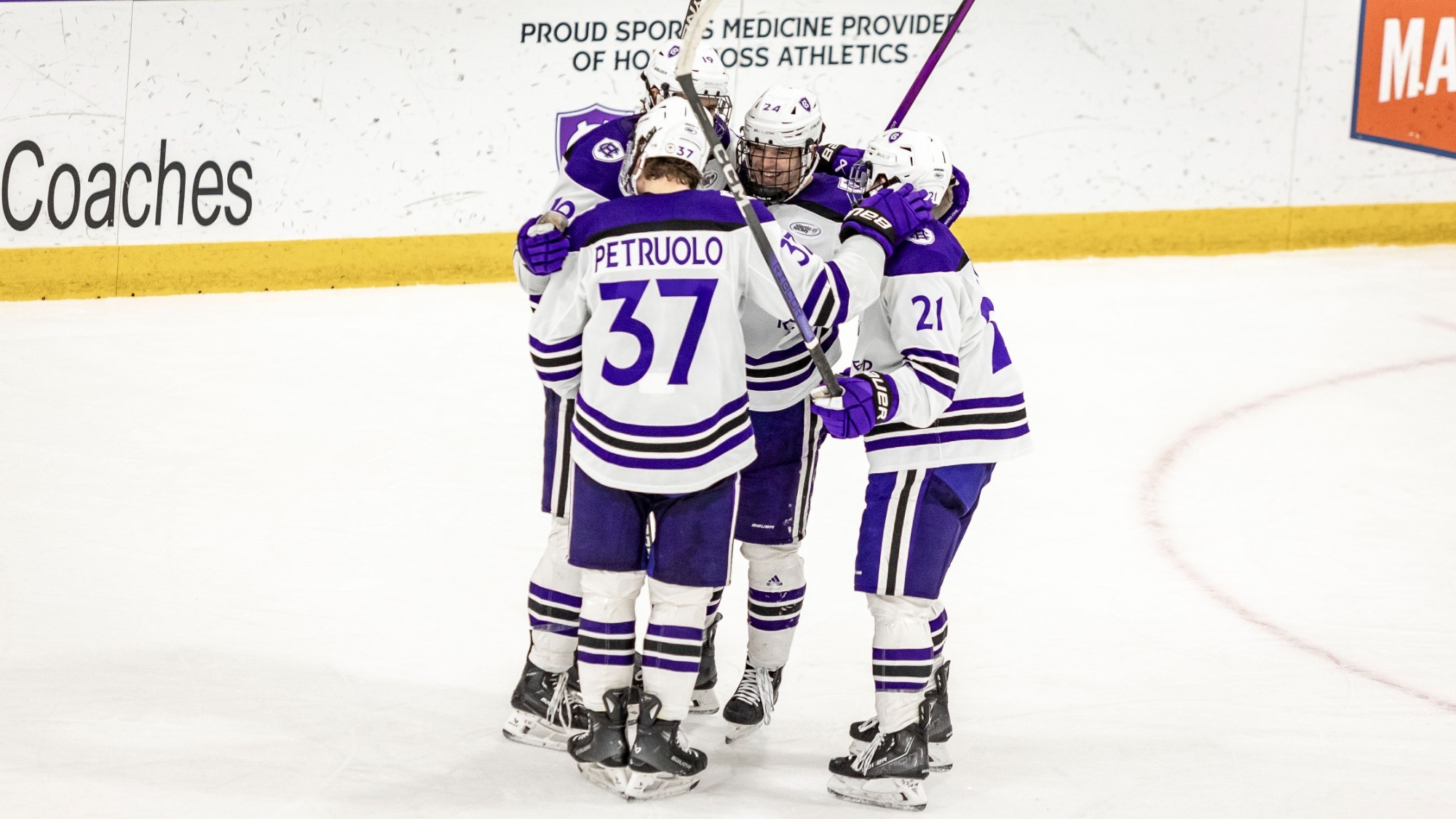 Men's hockey takes down Sacred Heart - Holy Cross Athletics