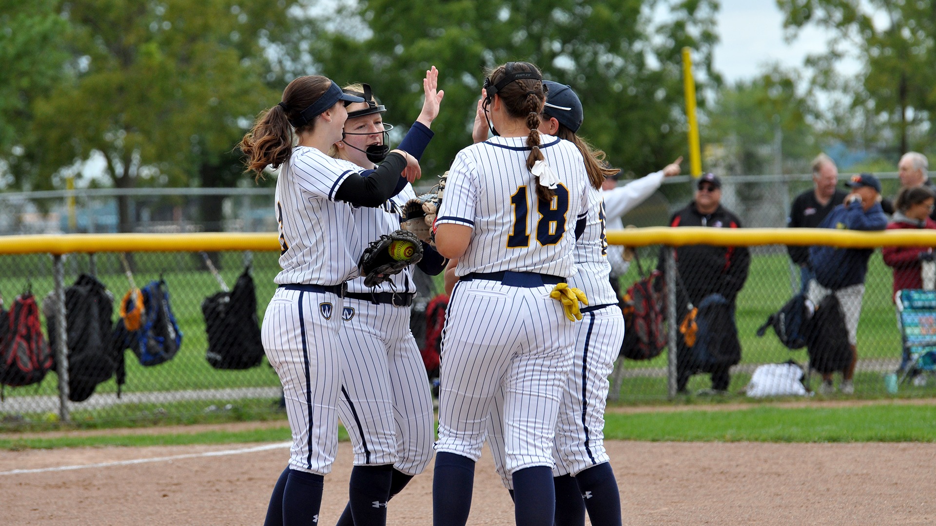 Softball captures OUS bronze medal - Windsor Lancers