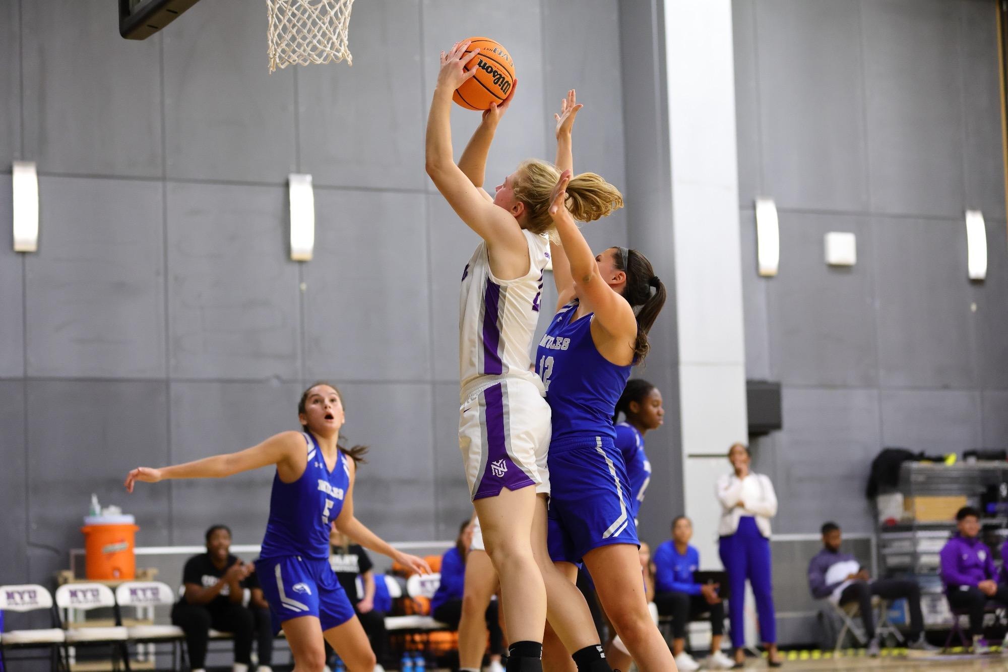 Second Half Surge Lifts #2 Women's Basketball - NYU Athletics