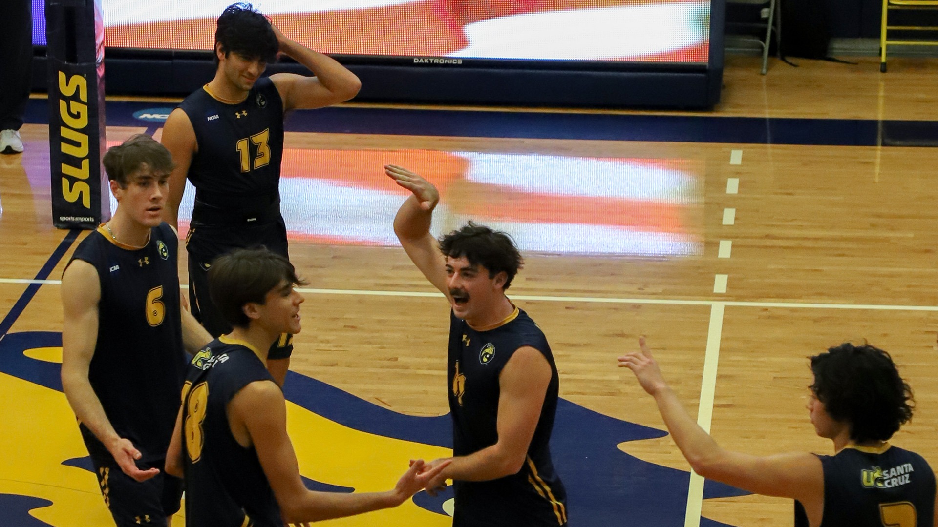 Men's volleyball falls in five-set classic to Menlo - University of ...