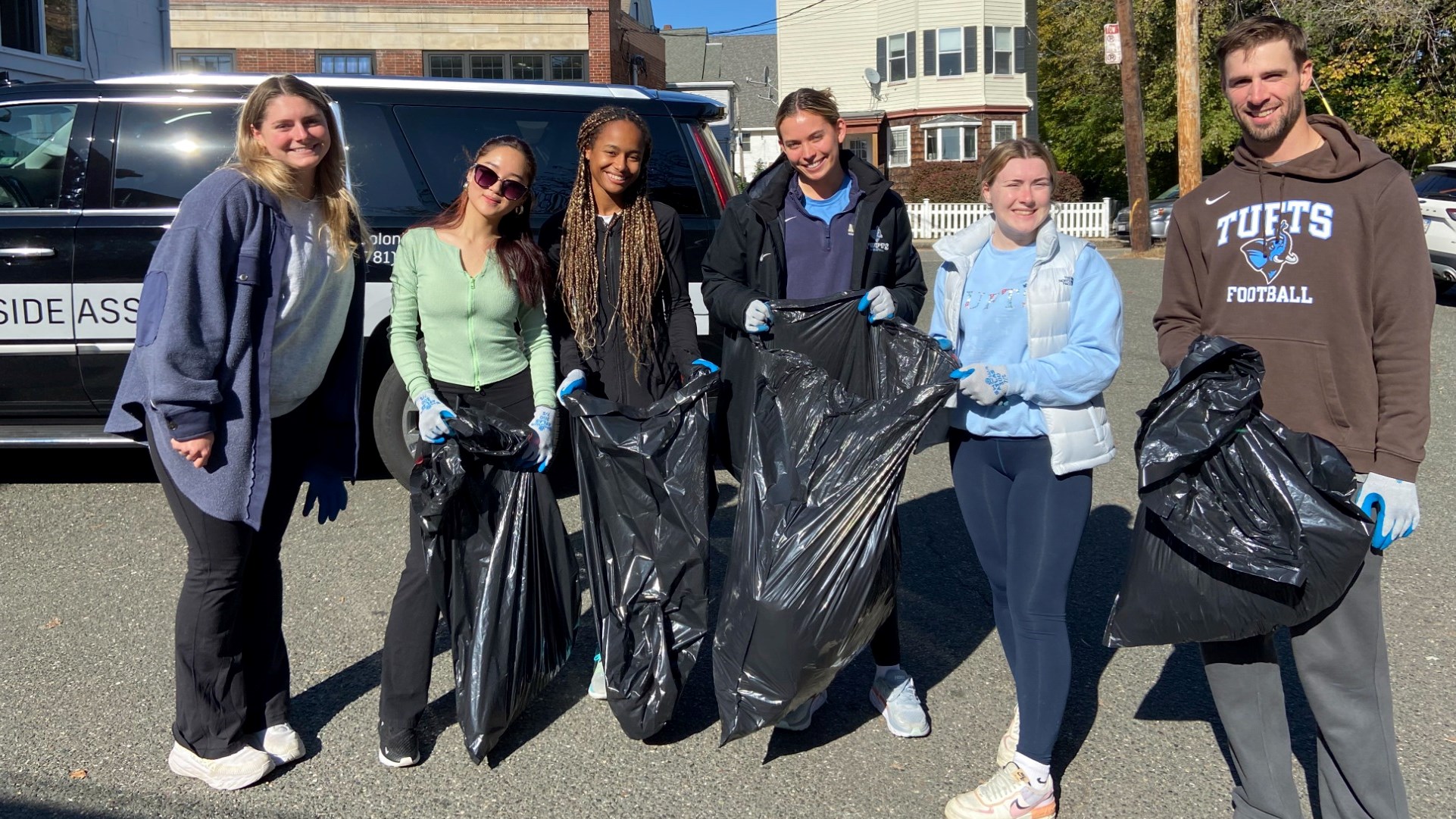 Jumbo Athletics Helps With Community Cleanup Day - Tufts University
