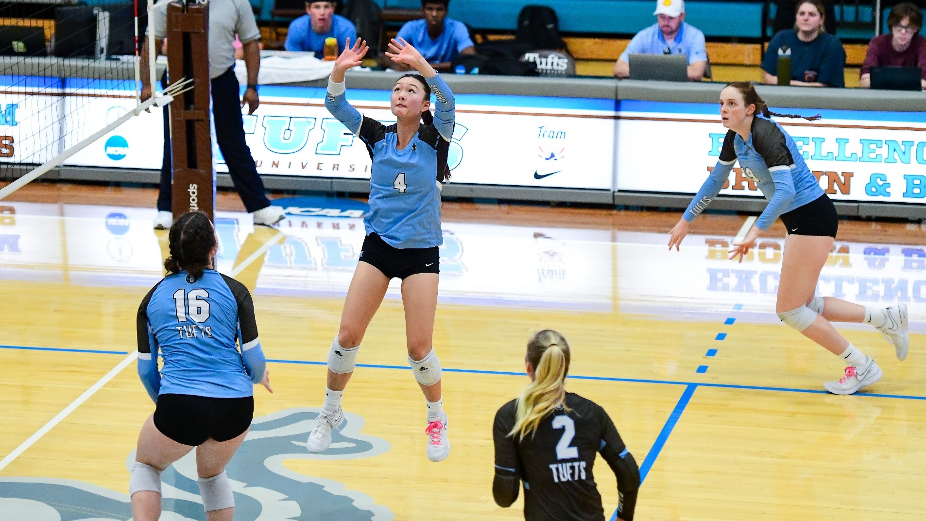 Volleyball Rolls Past Bowdoin In Season Finale - Tufts University