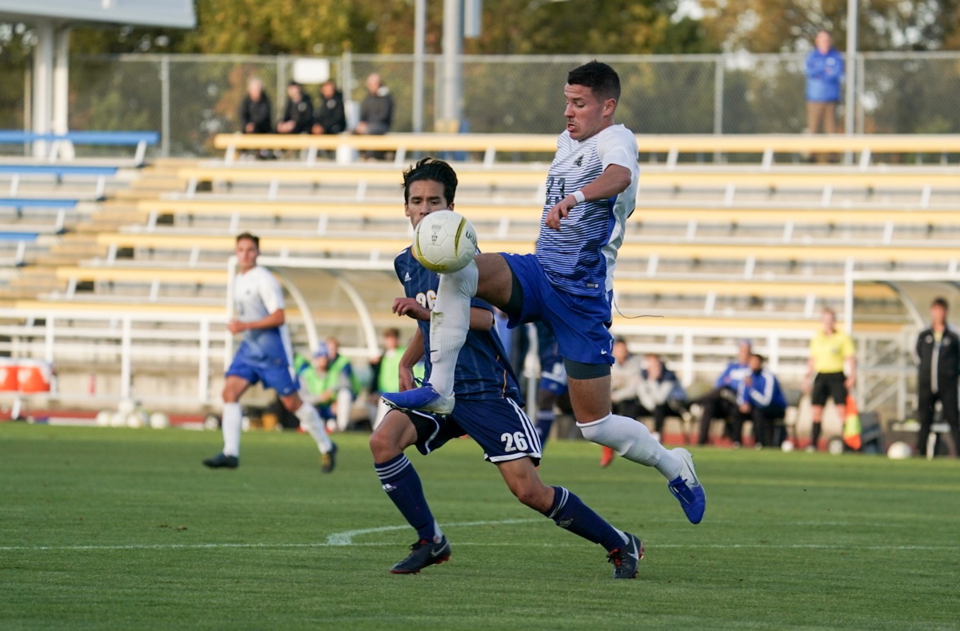 Vikes drop final regular season home game - University of Victoria ...