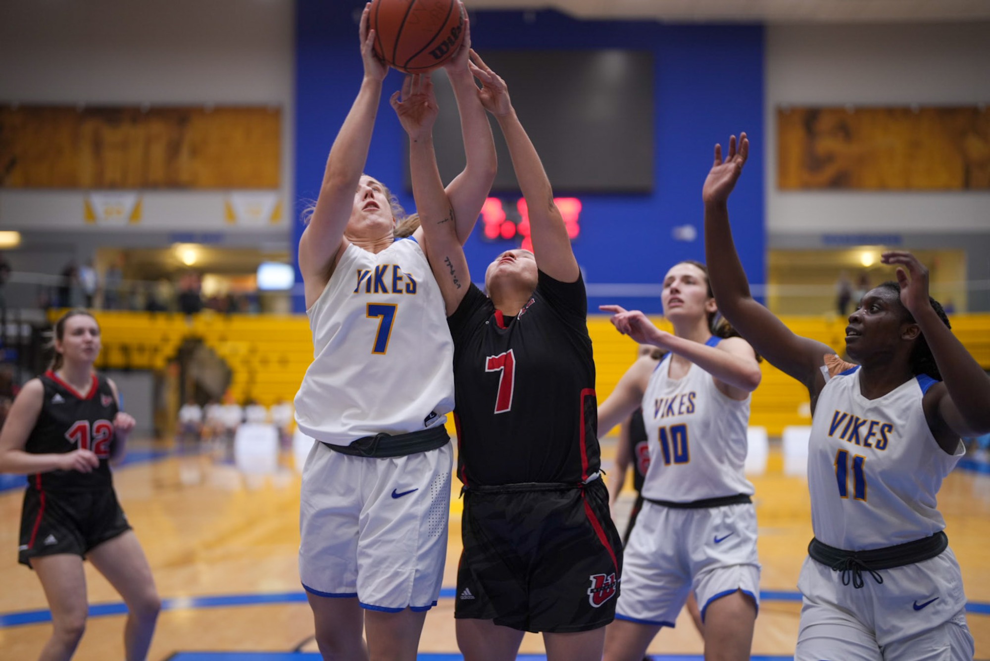 Women's basketball defeats Winnipeg - University of Victoria Athletics