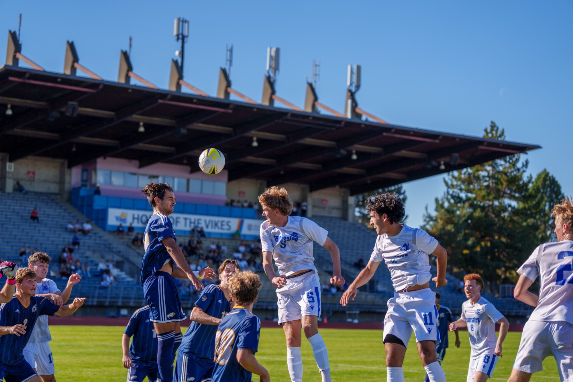 Thunderbirds hold off Vikes - University of Victoria Athletics