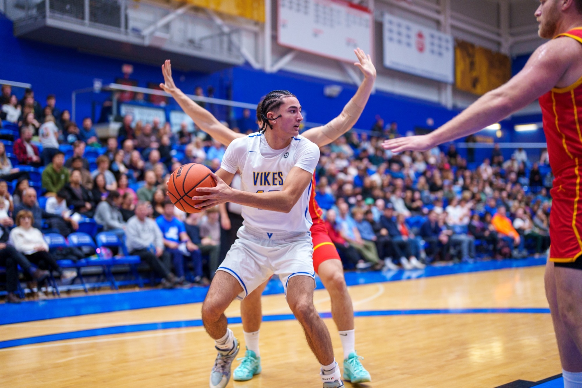 Last-quarter comeback pushes Dinos past Vikes - University of Victoria Athletics