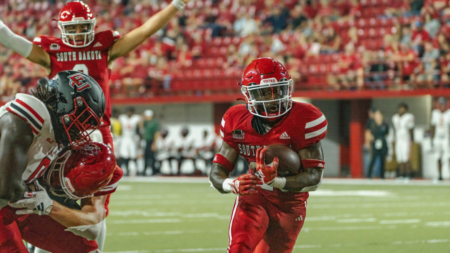 Nate Thomas - Football - University of South Dakota Athletics