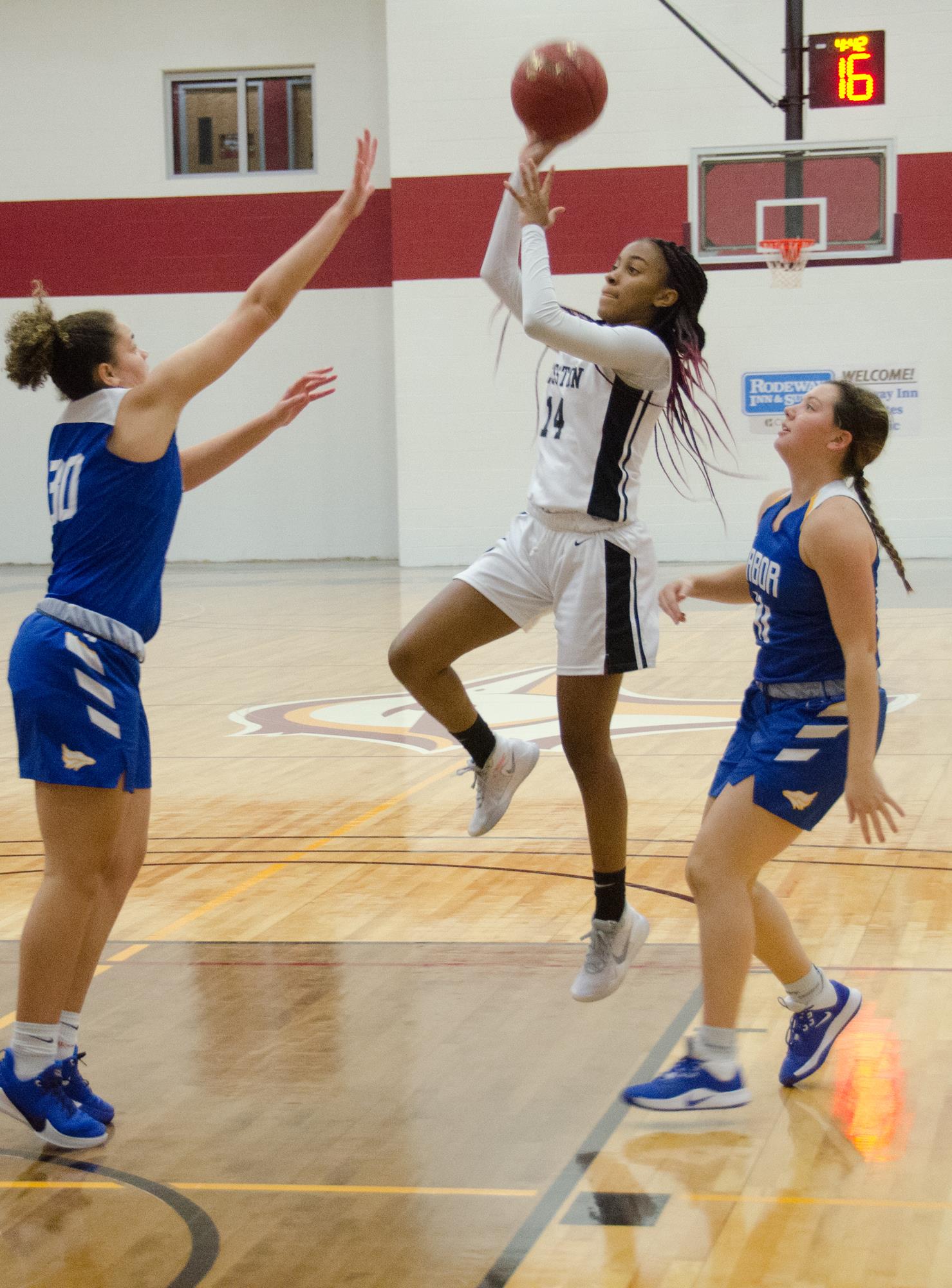 DeFazio's Buzzer Beater Leads Larks to Victory - Hesston College