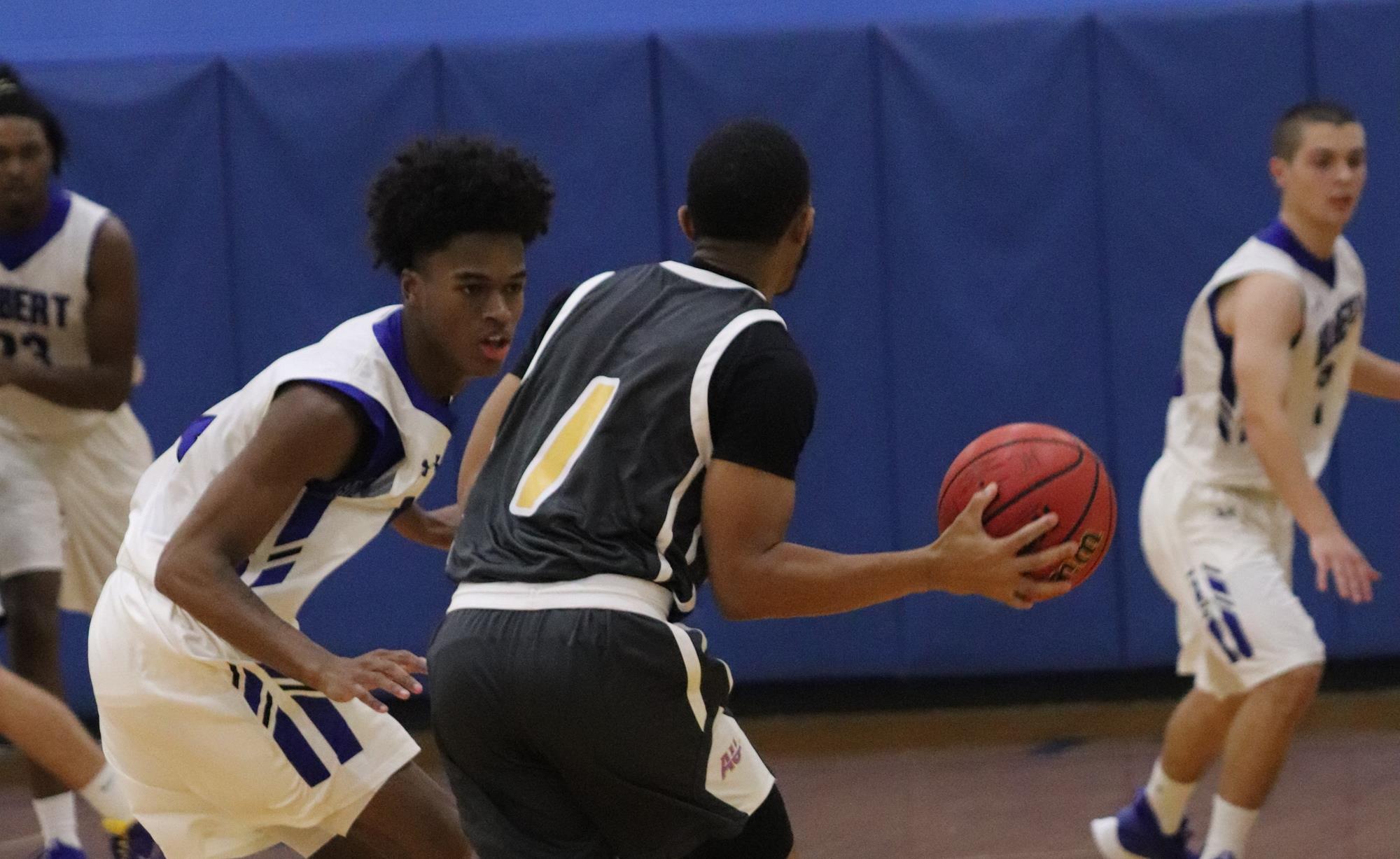 La Roche Outlasts the Hawks in Men's Basketball - Hilbert College Athletics